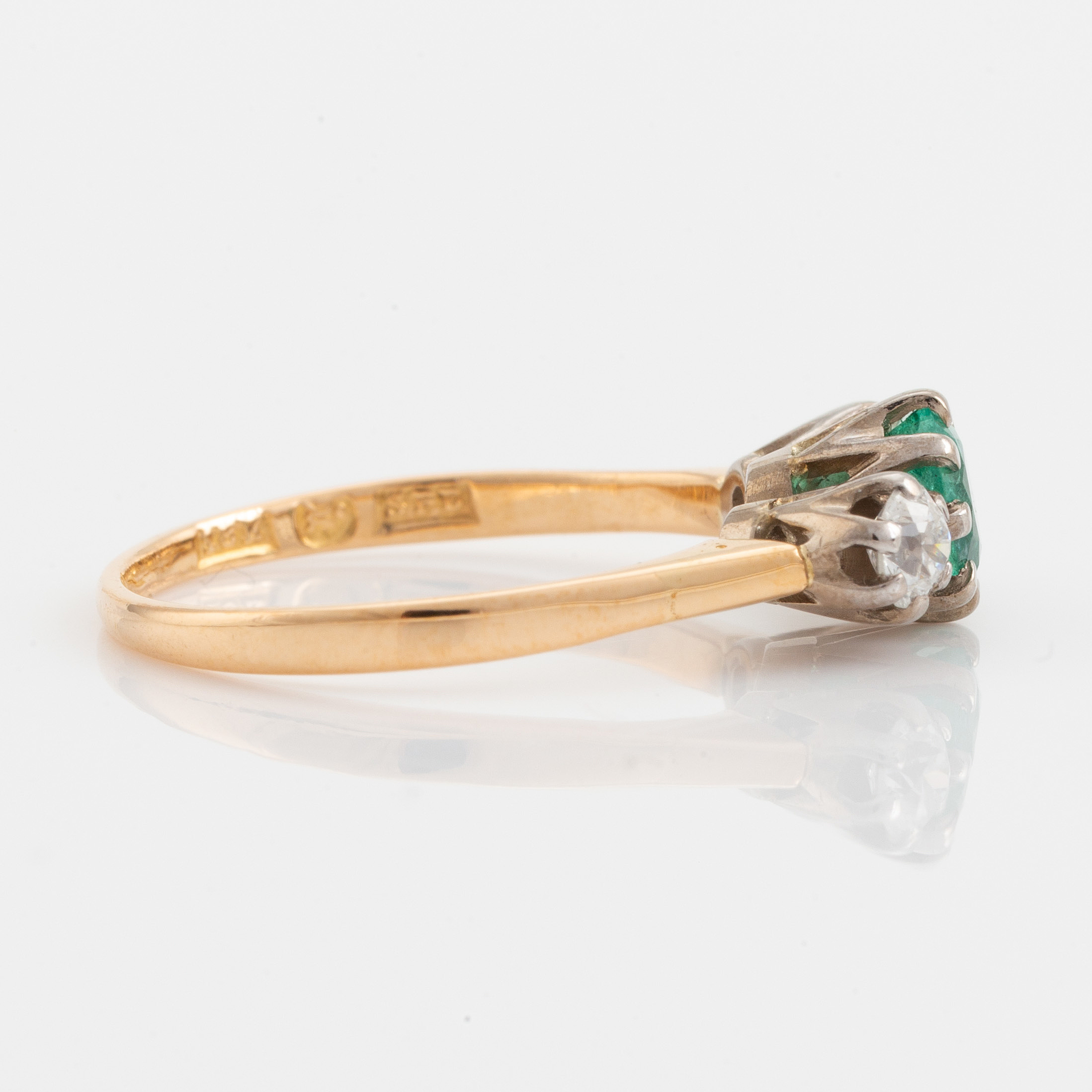 Ring med smaragd och gammalslipade diamanter. - Bukowskis