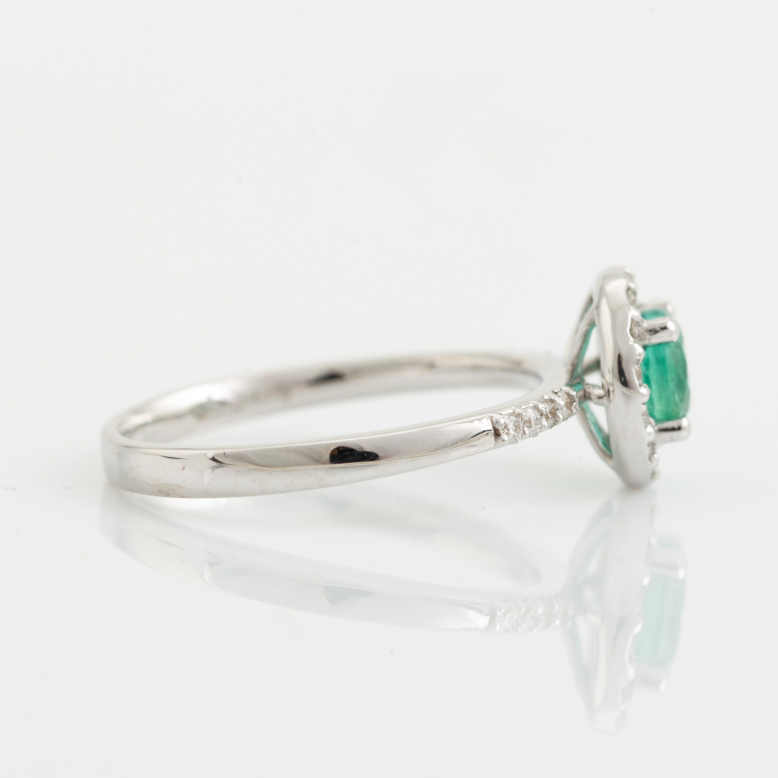 Ring med smaragd och briljantslipade diamanter. - Bukowskis