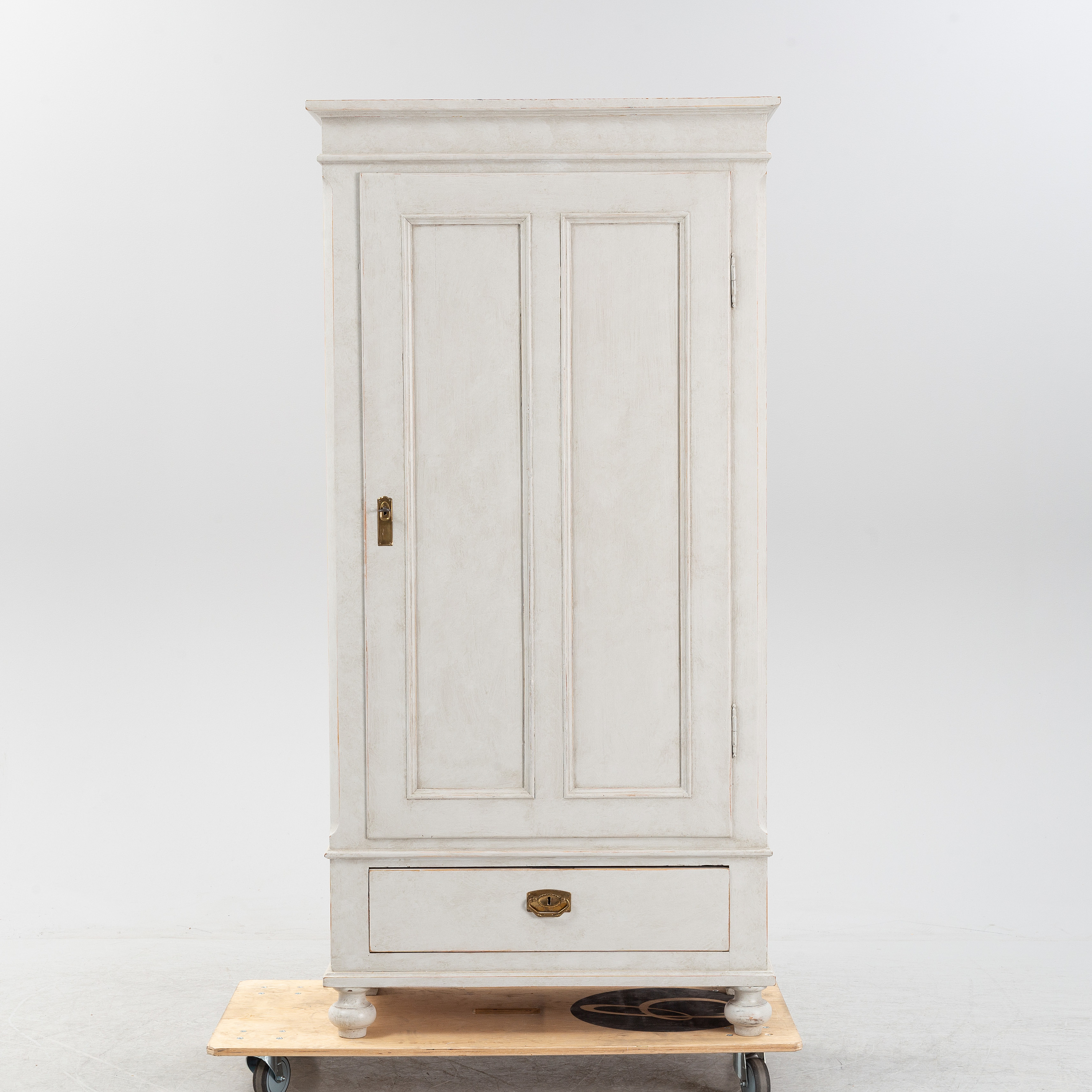 Klädskåp, 1900-talets början. - Bukowskis