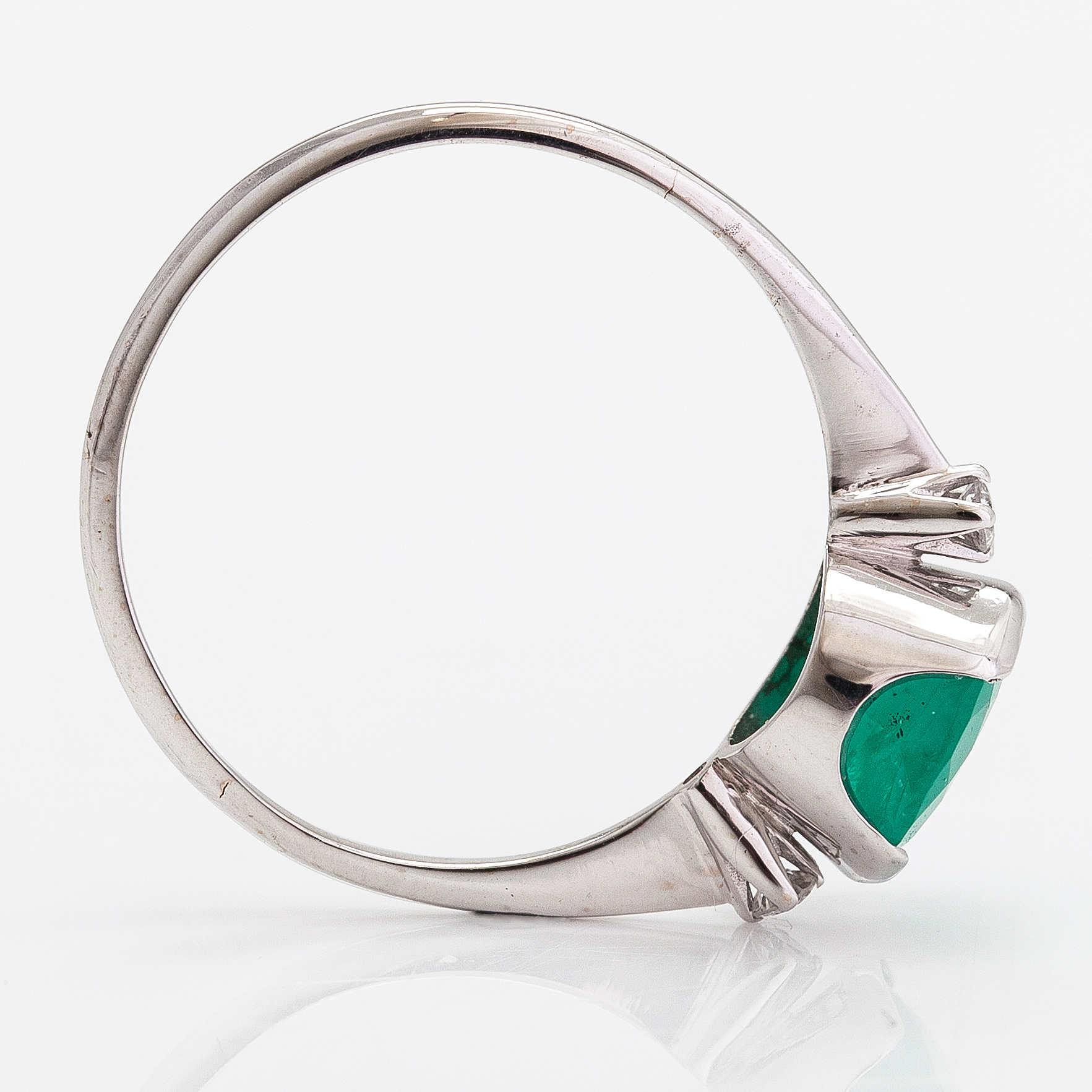 Ring, 18K vitguld, smaragd och diamanter ca 0.05 ct tot. A Tillander, Helsingfors 1978. - Bukowskis
