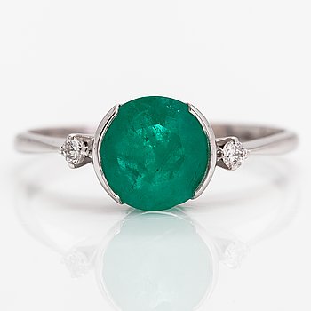 Ring, 18K vitguld, smaragd och diamanter ca 0.05 ct tot. A Tillander, Helsingfors 1978. - Bukowskis