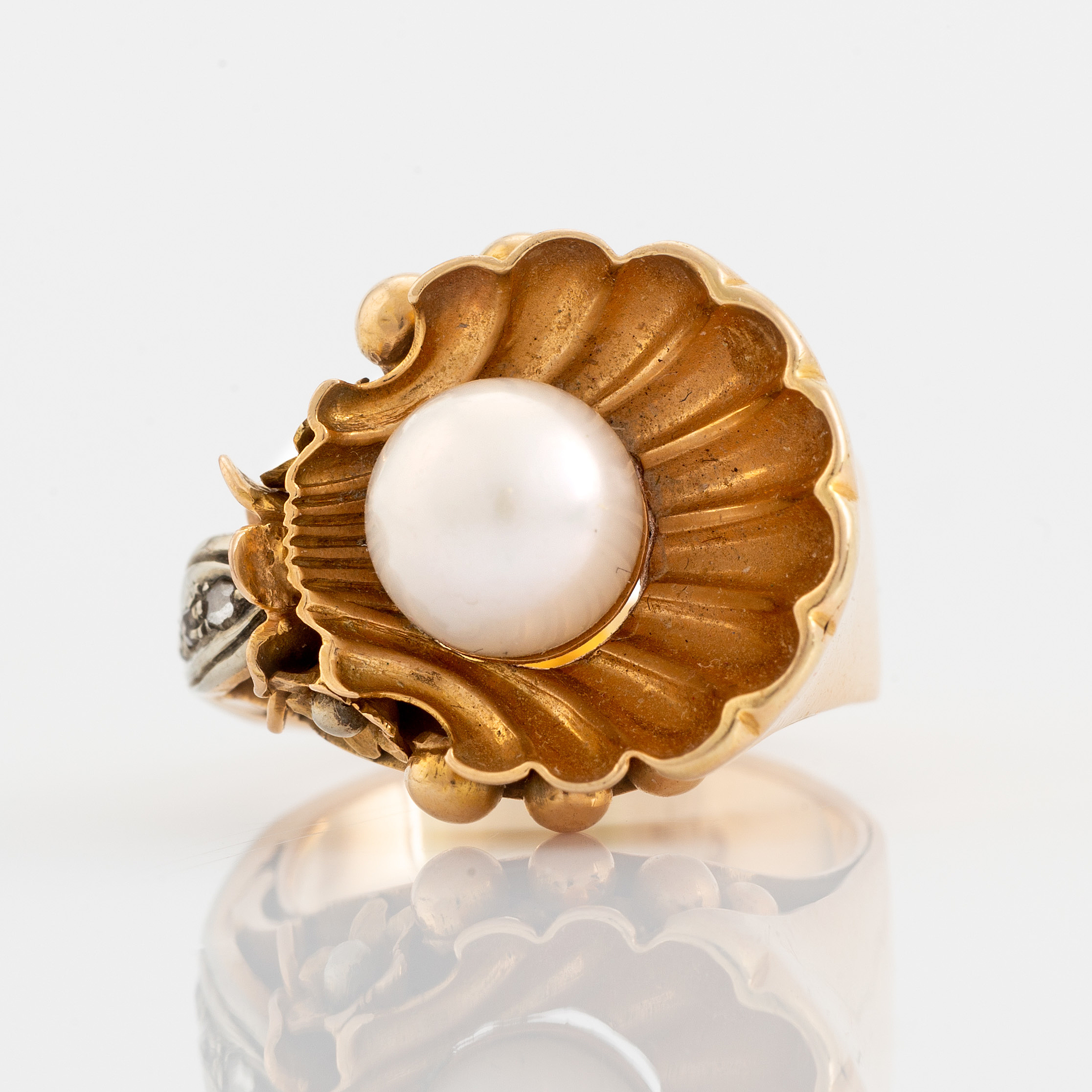 18K gold, pearl and rose cut diamond shell ring. - Bukowskis