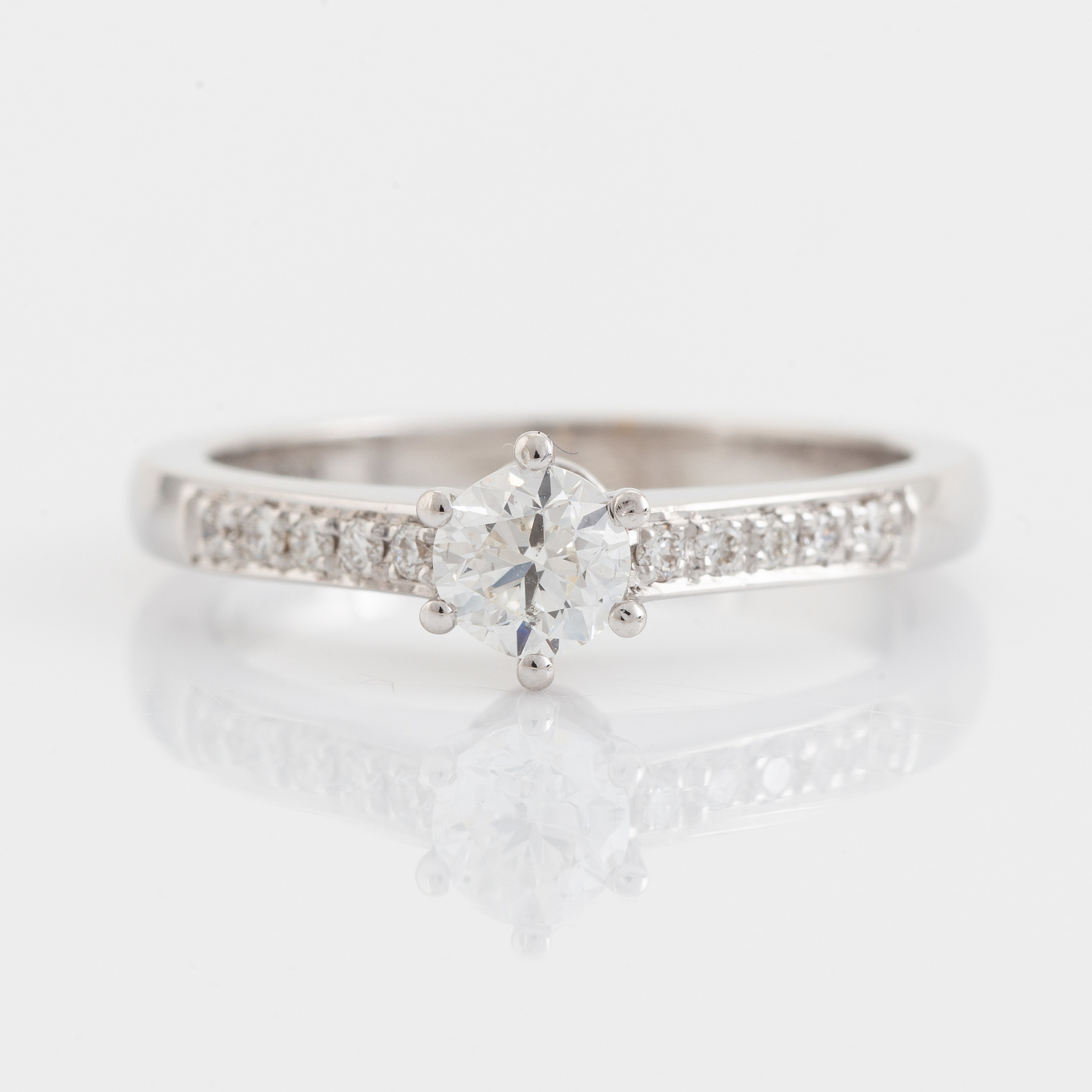Ring med briljantslipade diamanter med GIA dossier. - Bukowskis