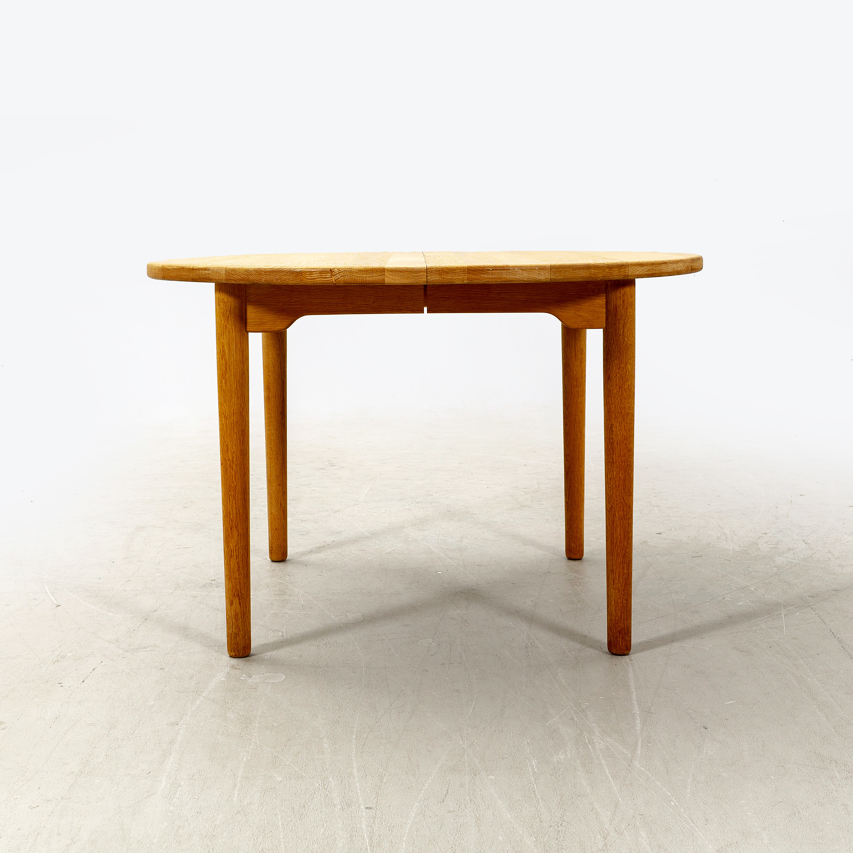 Matbord "Symphony" Haslev bröderna Andersen Danmark 2000-tal. - Bukowskis