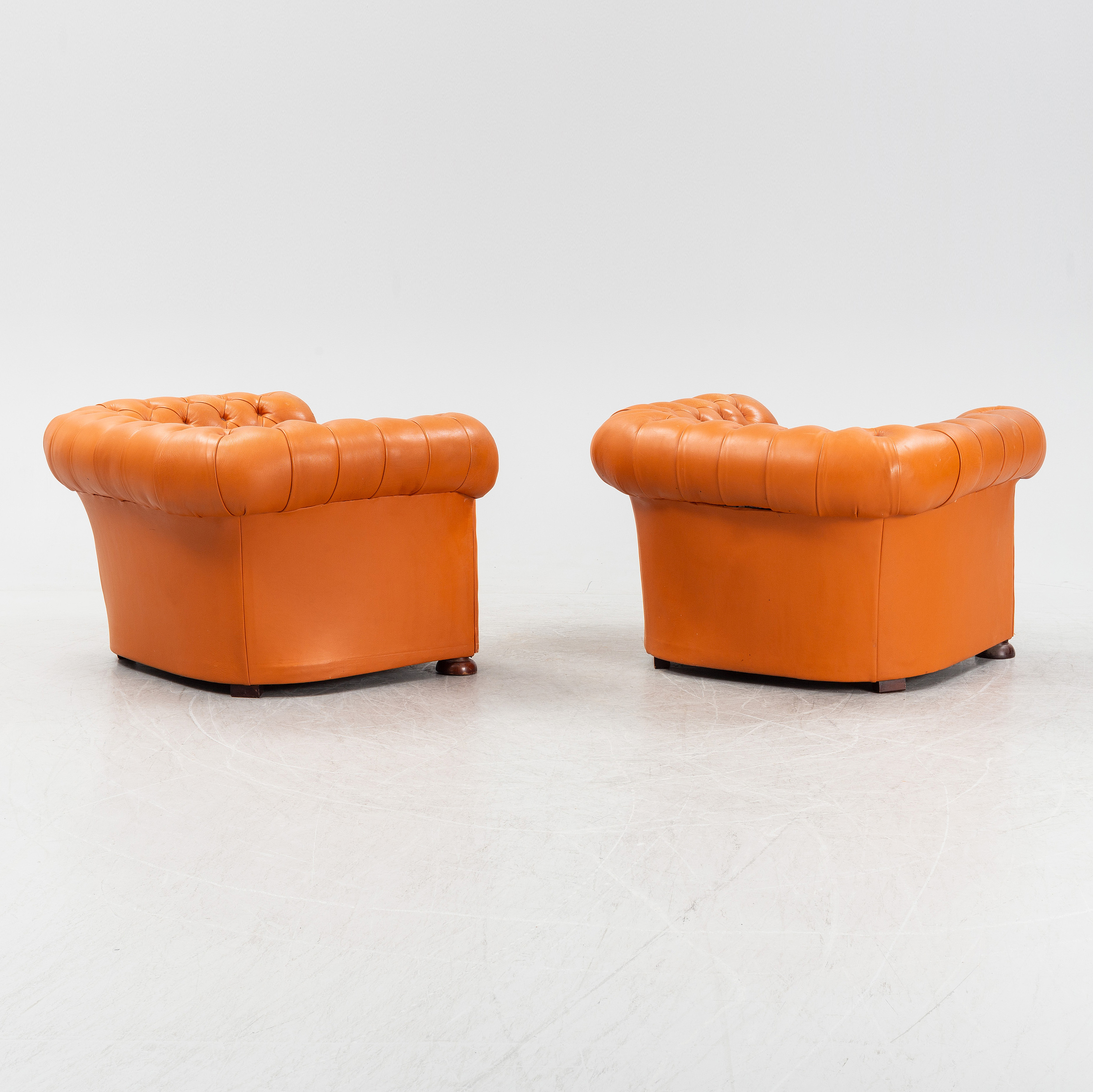 Fåtöljer, ett par, sk Chesterfield, sent 1900-tal. - Bukowskis