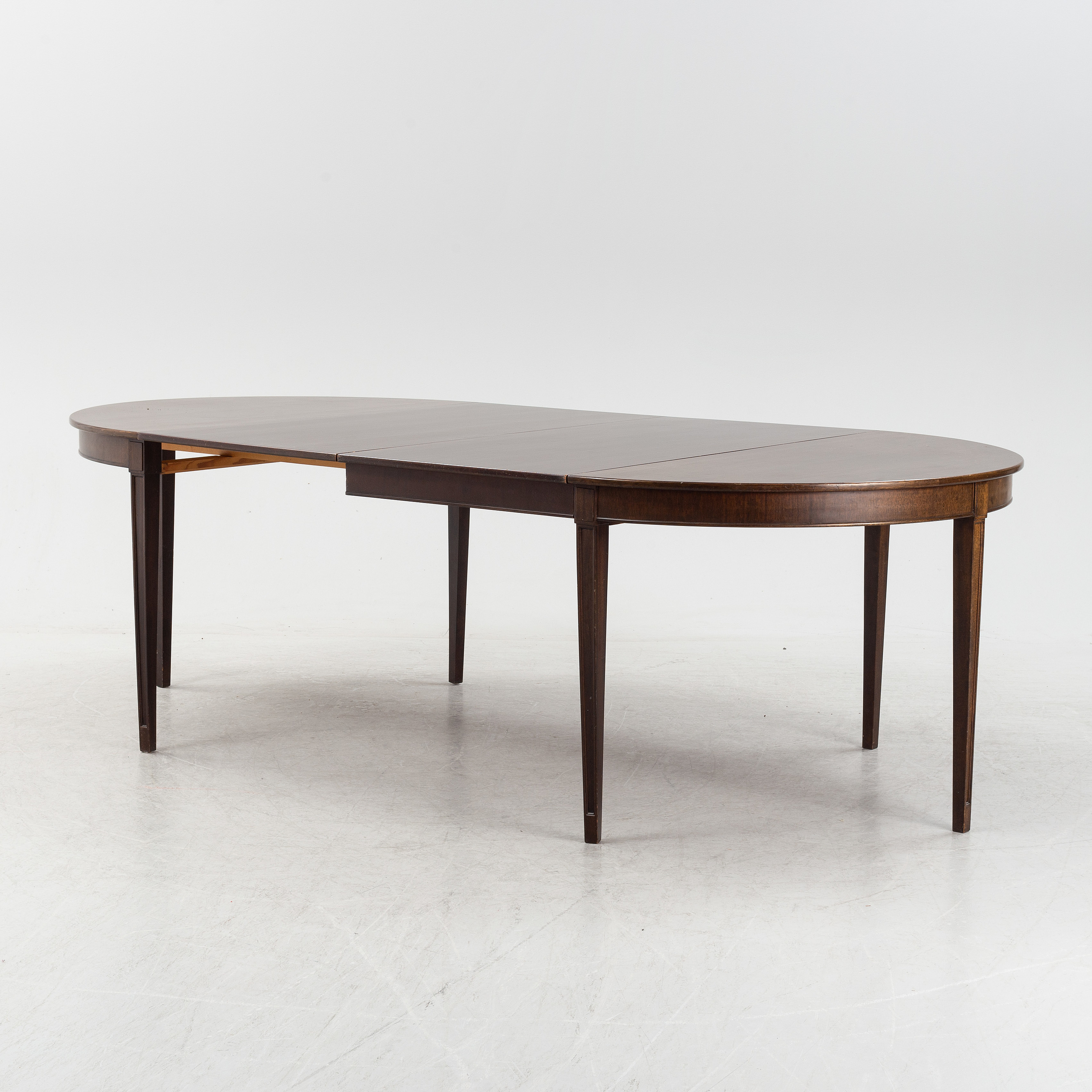 Matbord, gustaviansk stil, 1900-tal. - Bukowskis