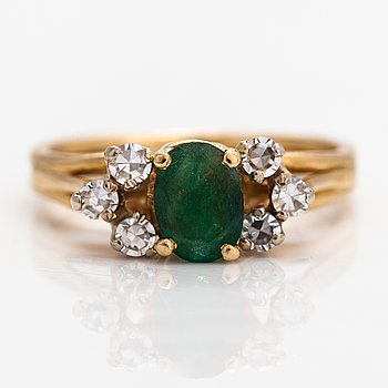 Ring, 18K guld, diamanter ca 0.05 ct tot och smaragd. - Bukowskis