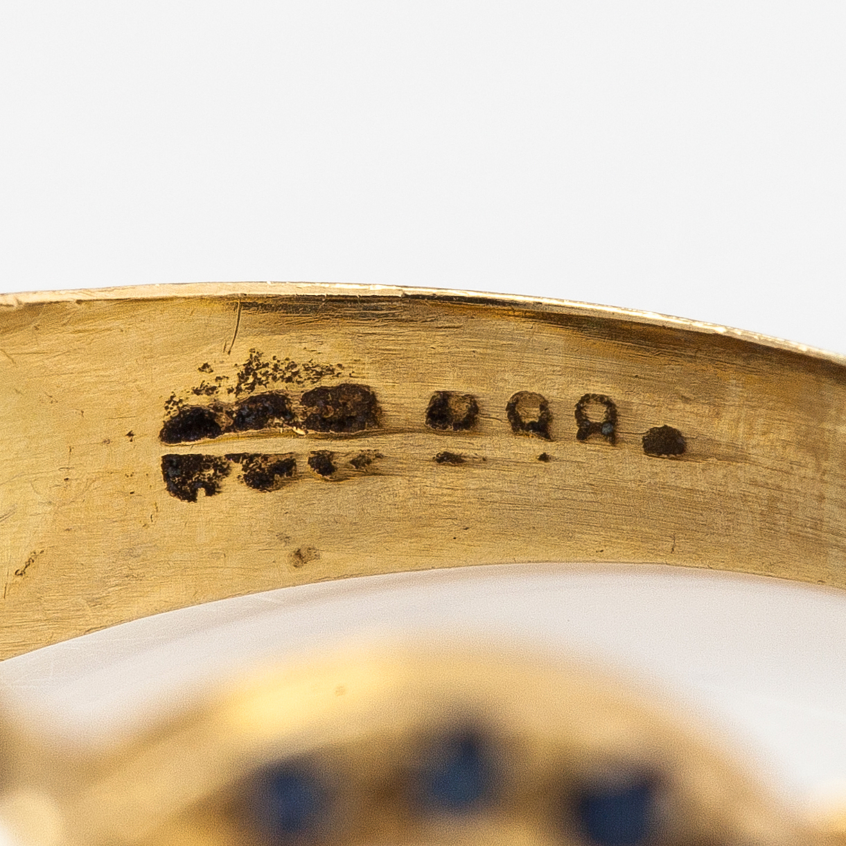 Ring, 18K guld, safirer, smaragder och diamanter ca 0.21 ct tot. - Bukowskis