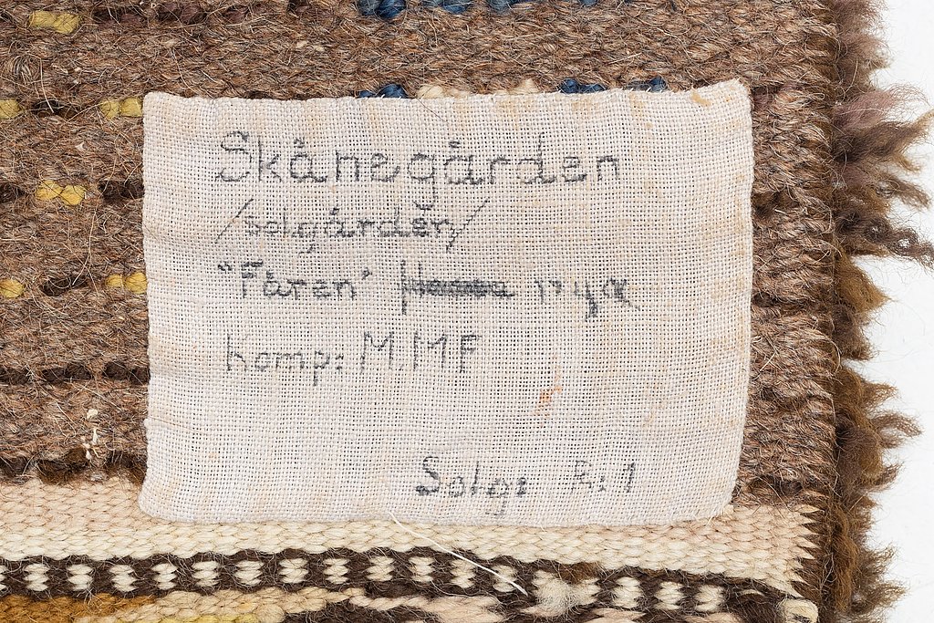 Märta Måås-Fjetterström, a carpet, "Fåren", knotted pile, ca 208 x 114 cm, signed MMF. - Bukowskis