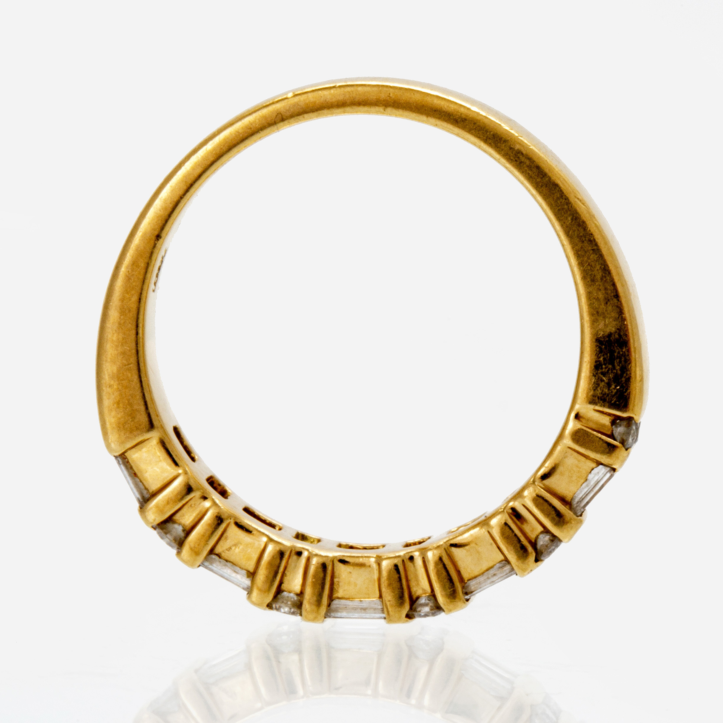 Ring 18K guld med diamanter rund briljant samt baguetteslipade. - Bukowskis