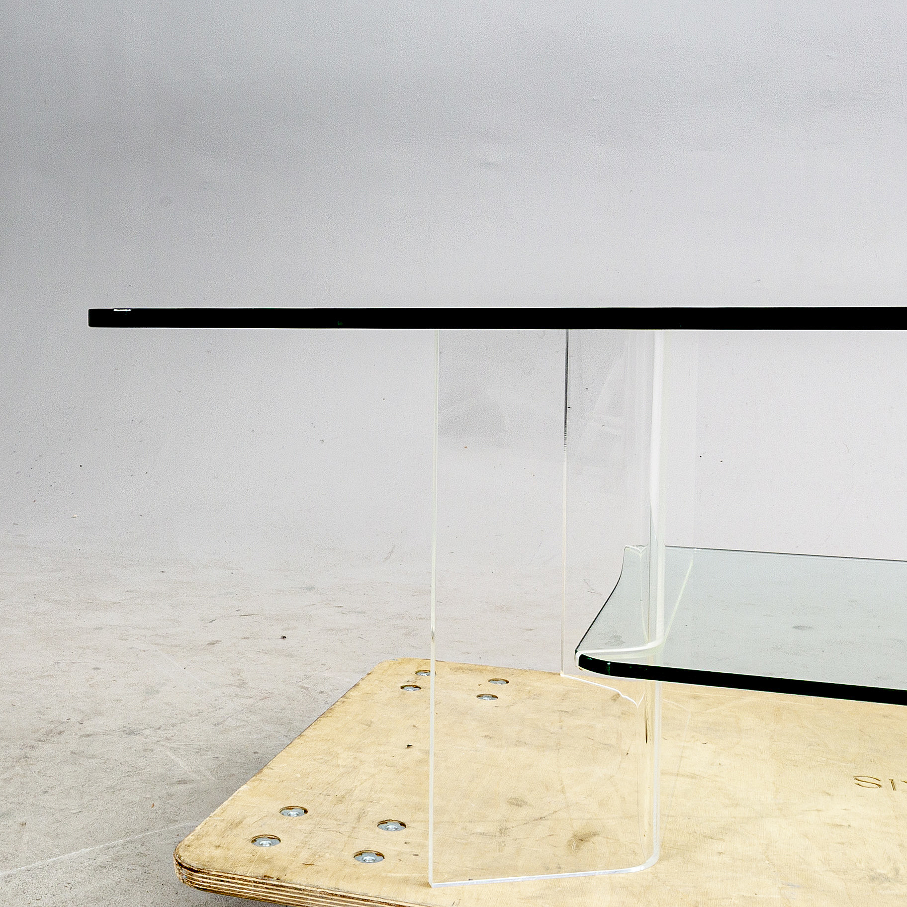 A late 20th century glass and plexi coffee table. - Bukowskis