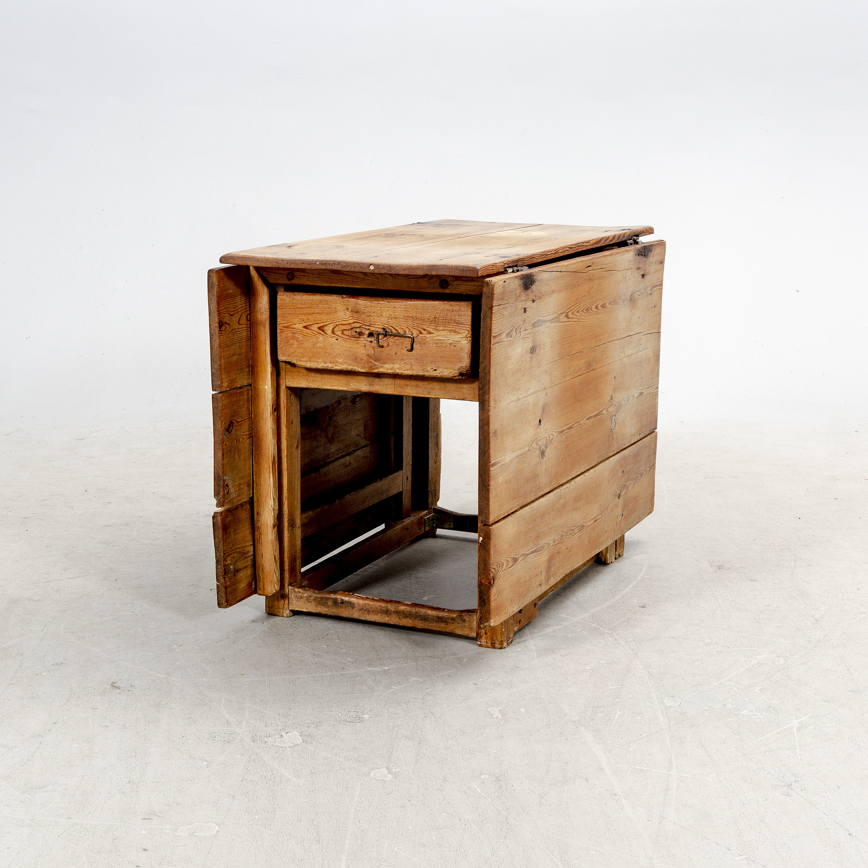 An early 1800s pine folding table. - Bukowskis