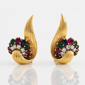 Ett par örhängen 18K guld med runda briljantslipade diamanter och ...