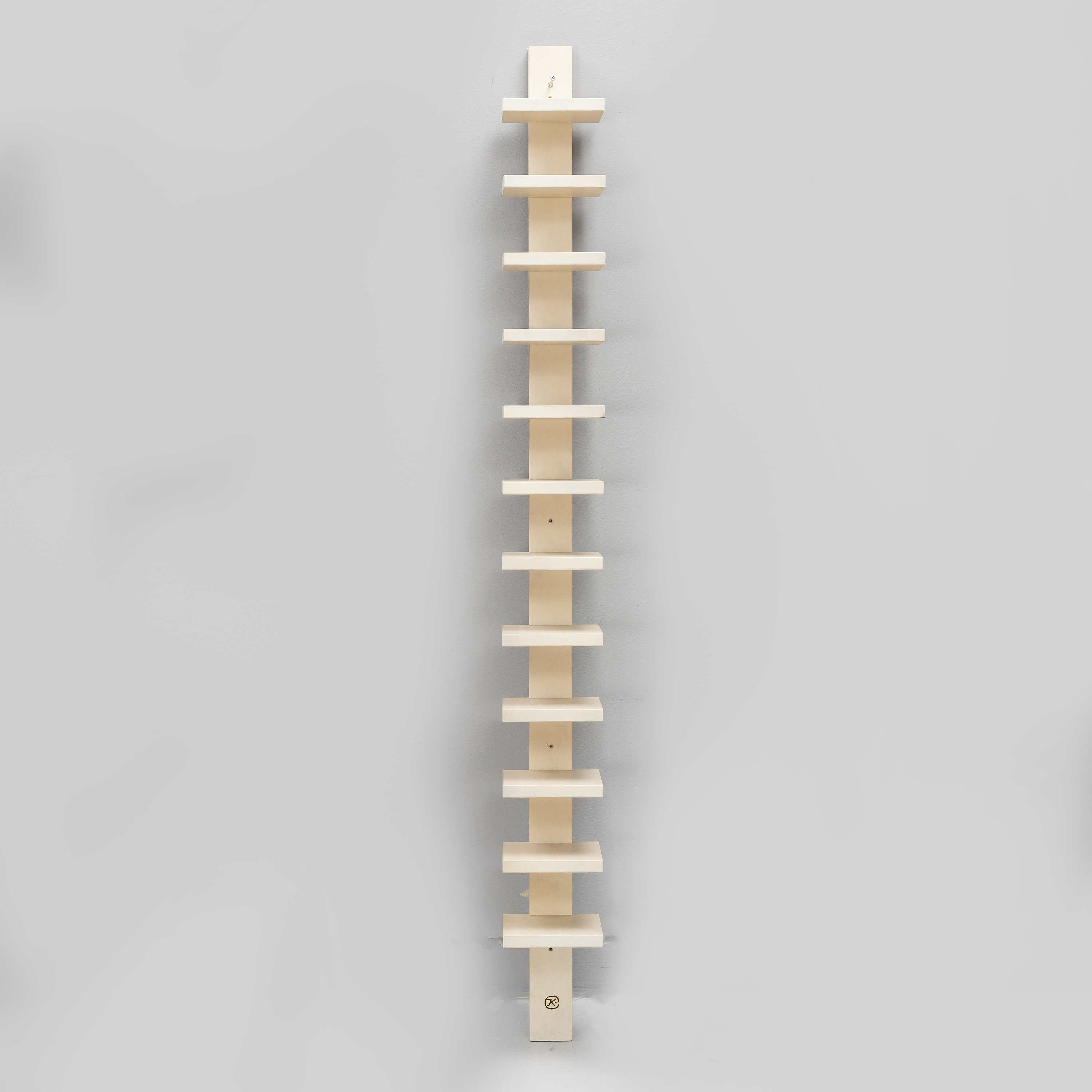 John Kandell, hylla, "Pilaster", Källemo, formgiven 1989. - Bukowskis