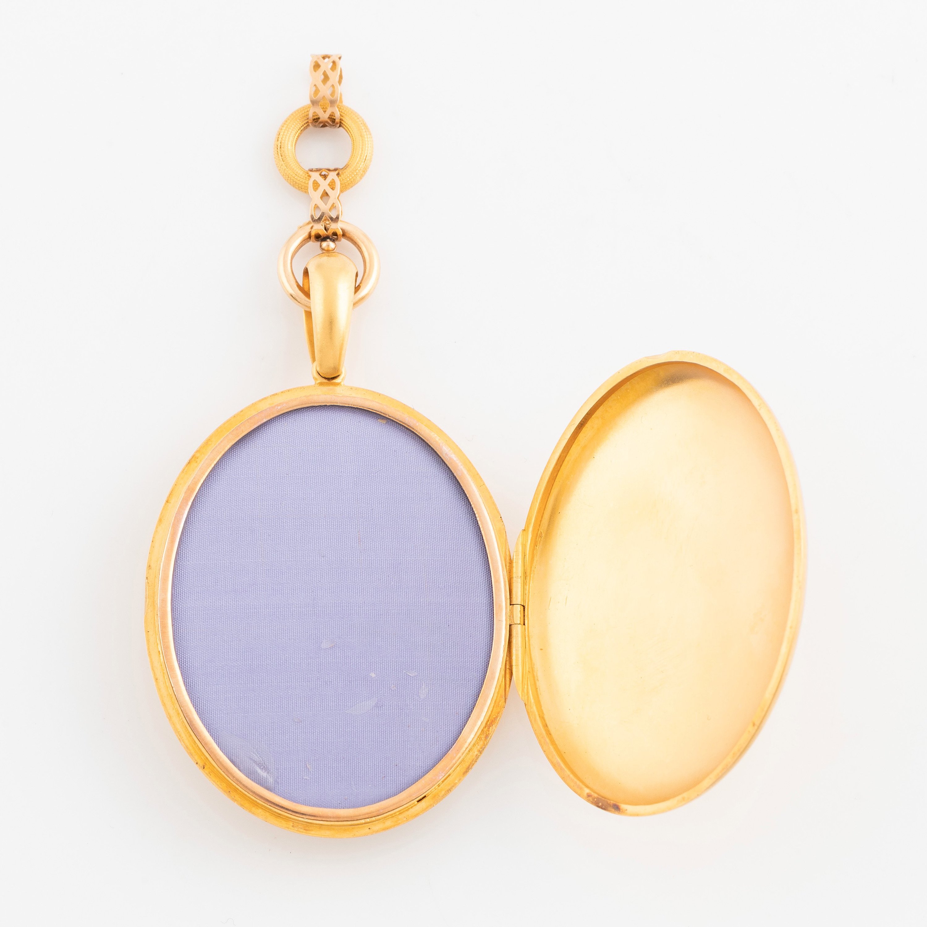 A gold locket with chain. - Bukowskis