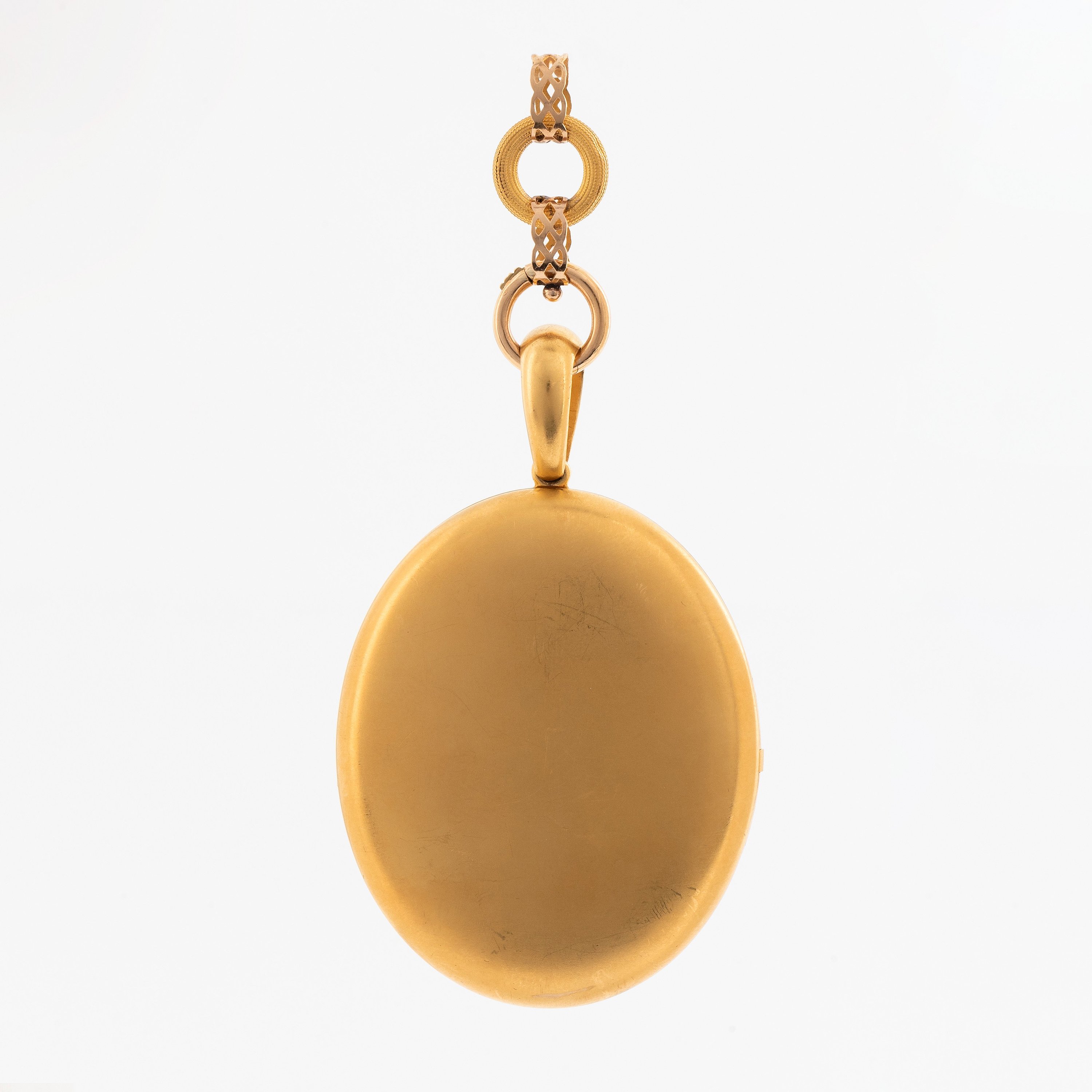 A gold locket with chain. - Bukowskis