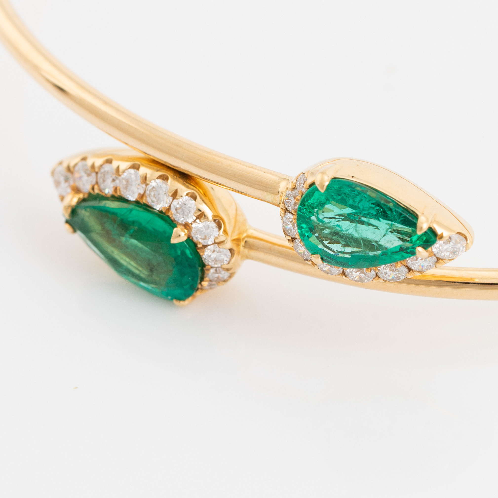 Armring med droppslipade smaragder och briljantslipade diamanter. - Bukowskis