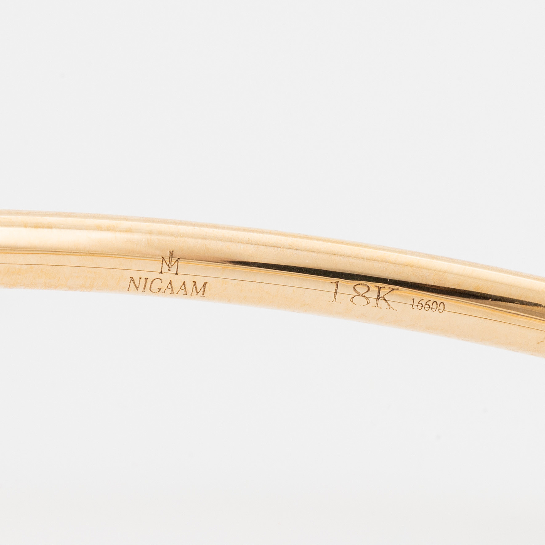 Armring med droppslipade smaragder och briljantslipade diamanter. - Bukowskis