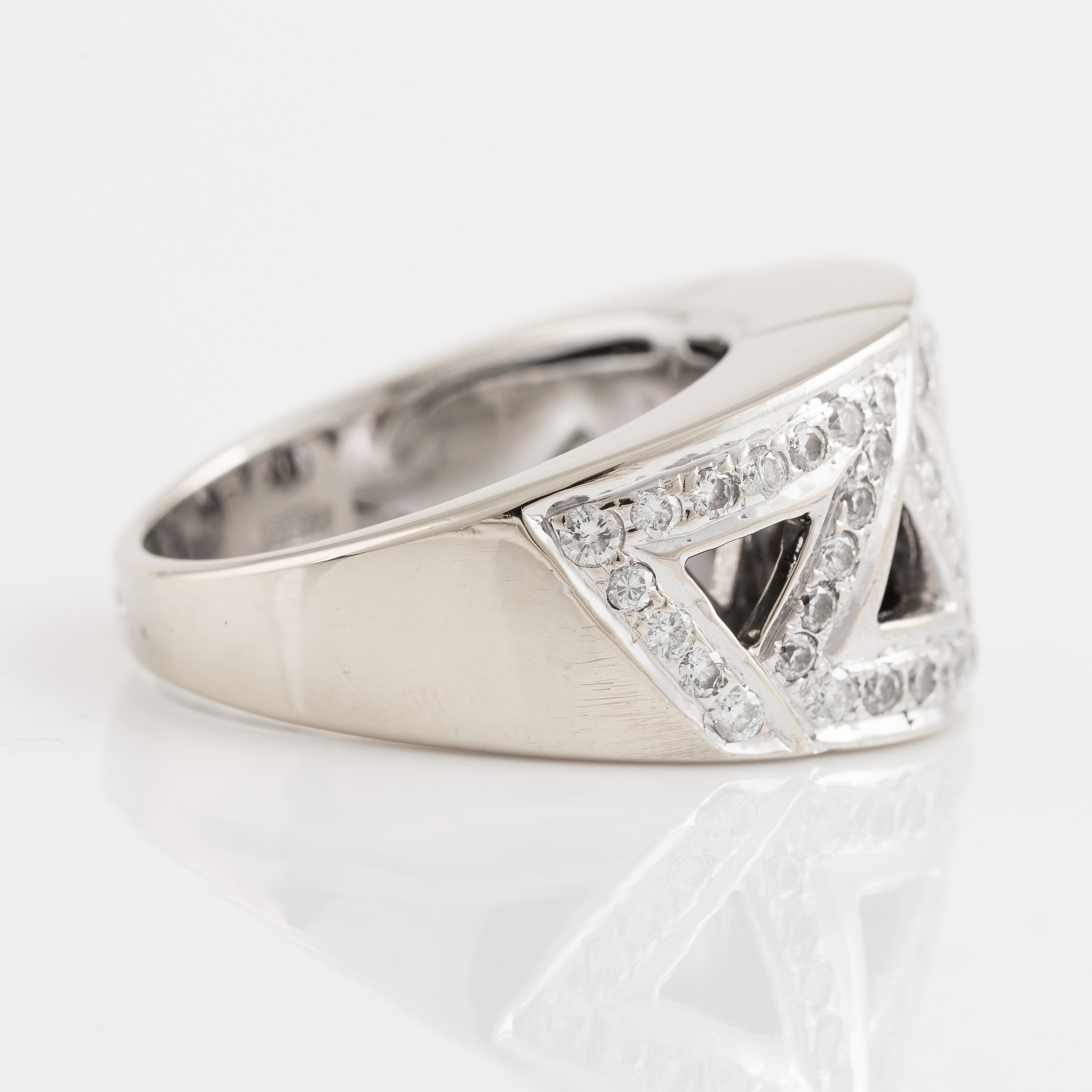 Ring 18K vitguld med briljantslipade diamanter. - Bukowskis