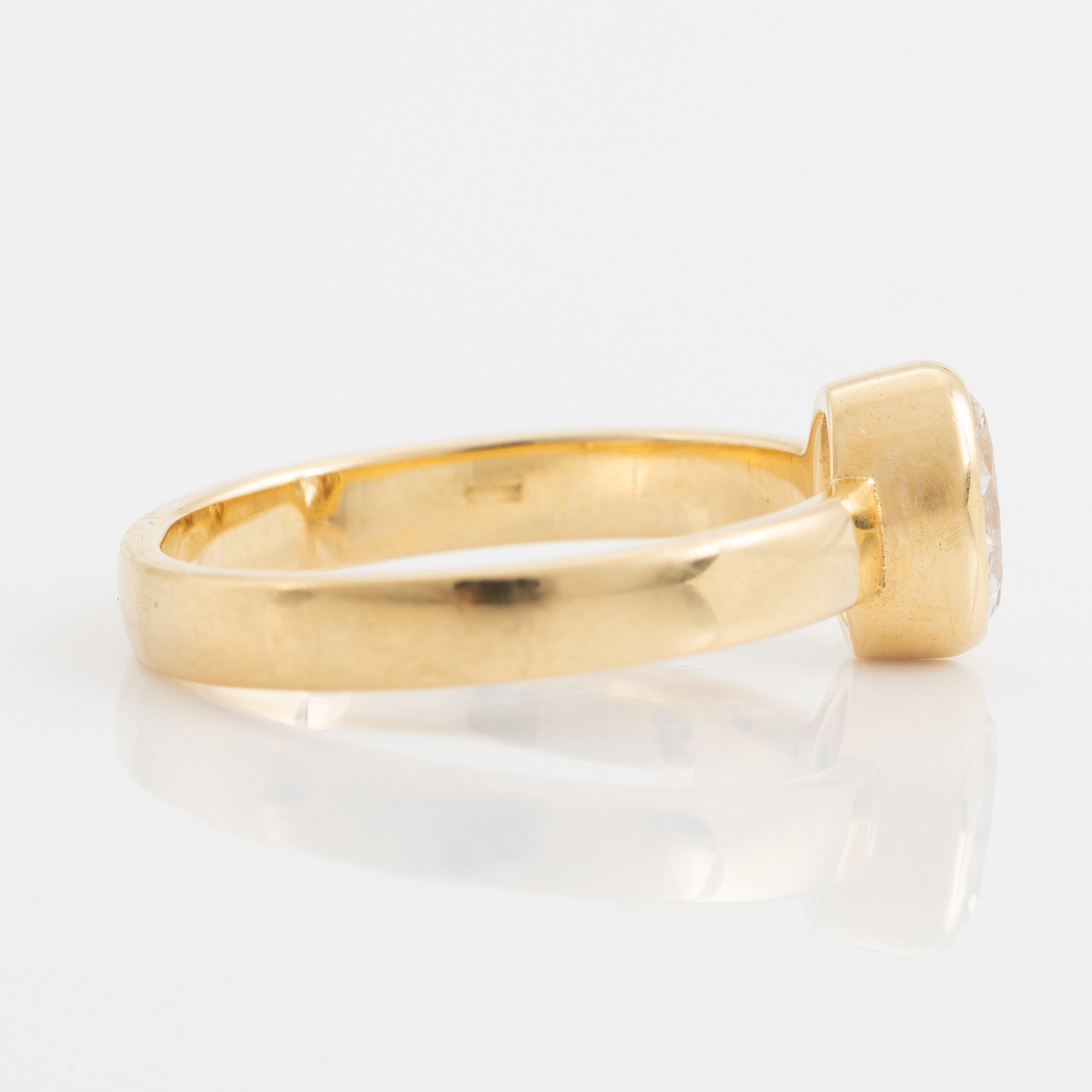 Ring, guld med ovalslipad diamant. - Bukowskis