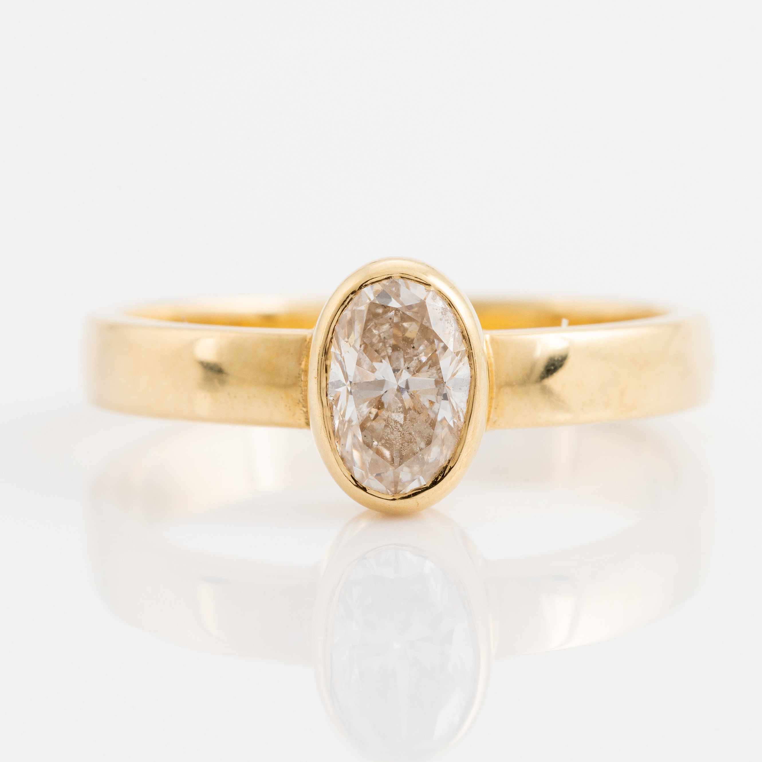 Ring, guld med ovalslipad diamant. - Bukowskis