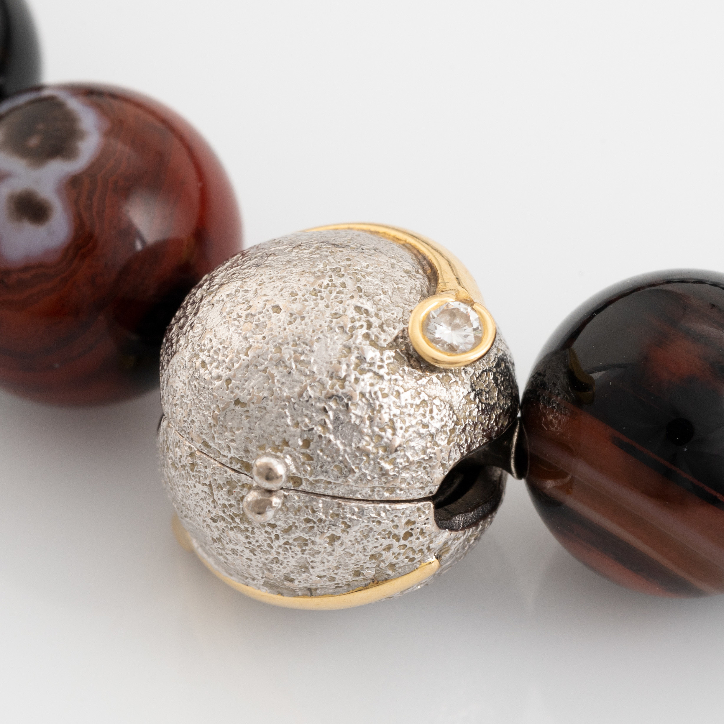 Lås med stencollier, Ole Lynggaard, kullås 18K guld med briljantslipade ...