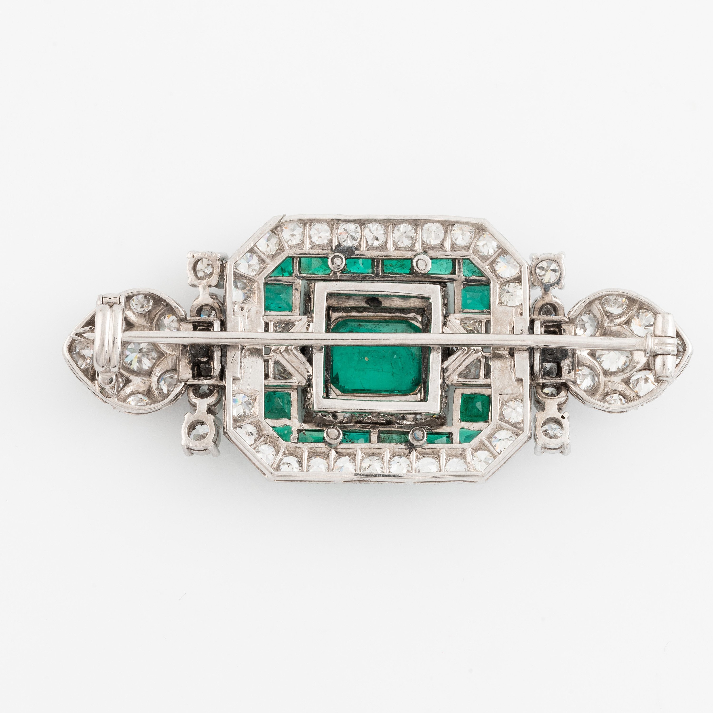 Marchak brosch 18K guld med trappslipade smaragder. - Bukowskis