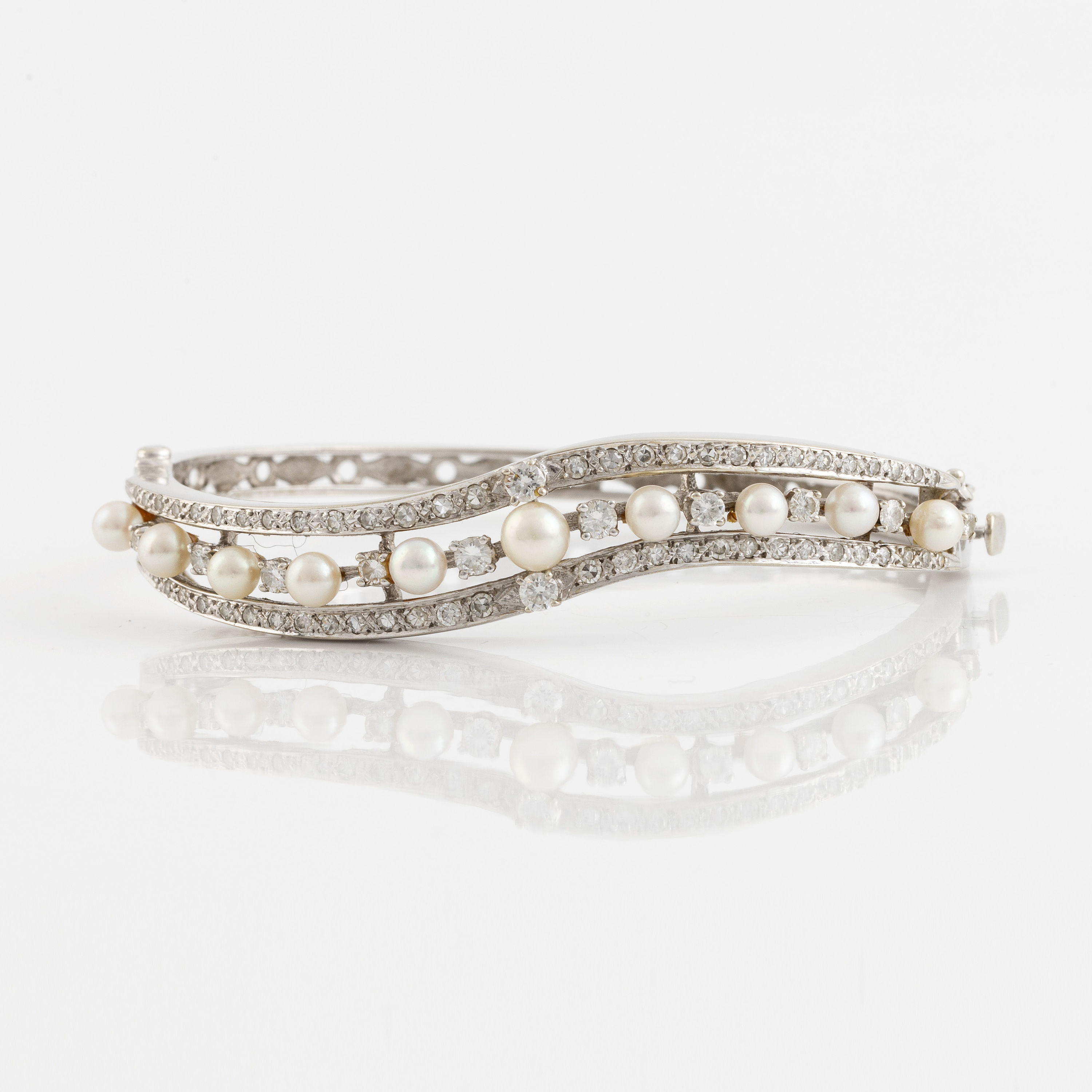 Armring 14K guld med odlade pärlor och runda briljant- och åttkantslipade diamanter. - Bukowskis