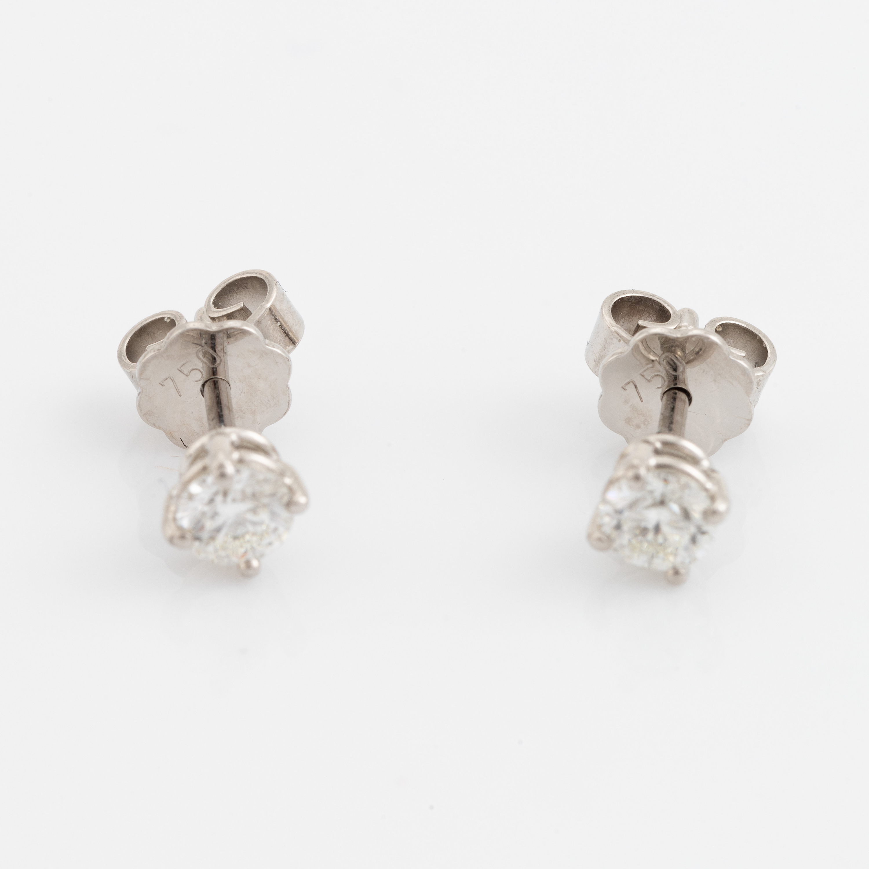 Örhängen, ett par, 18K vitguld, med briljantslipade diamanter, totalt 0 ...