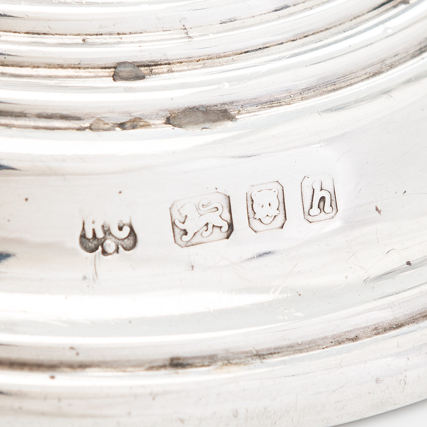 A pair of sterling silver candlesticks, William Comyns & Sons, London ...