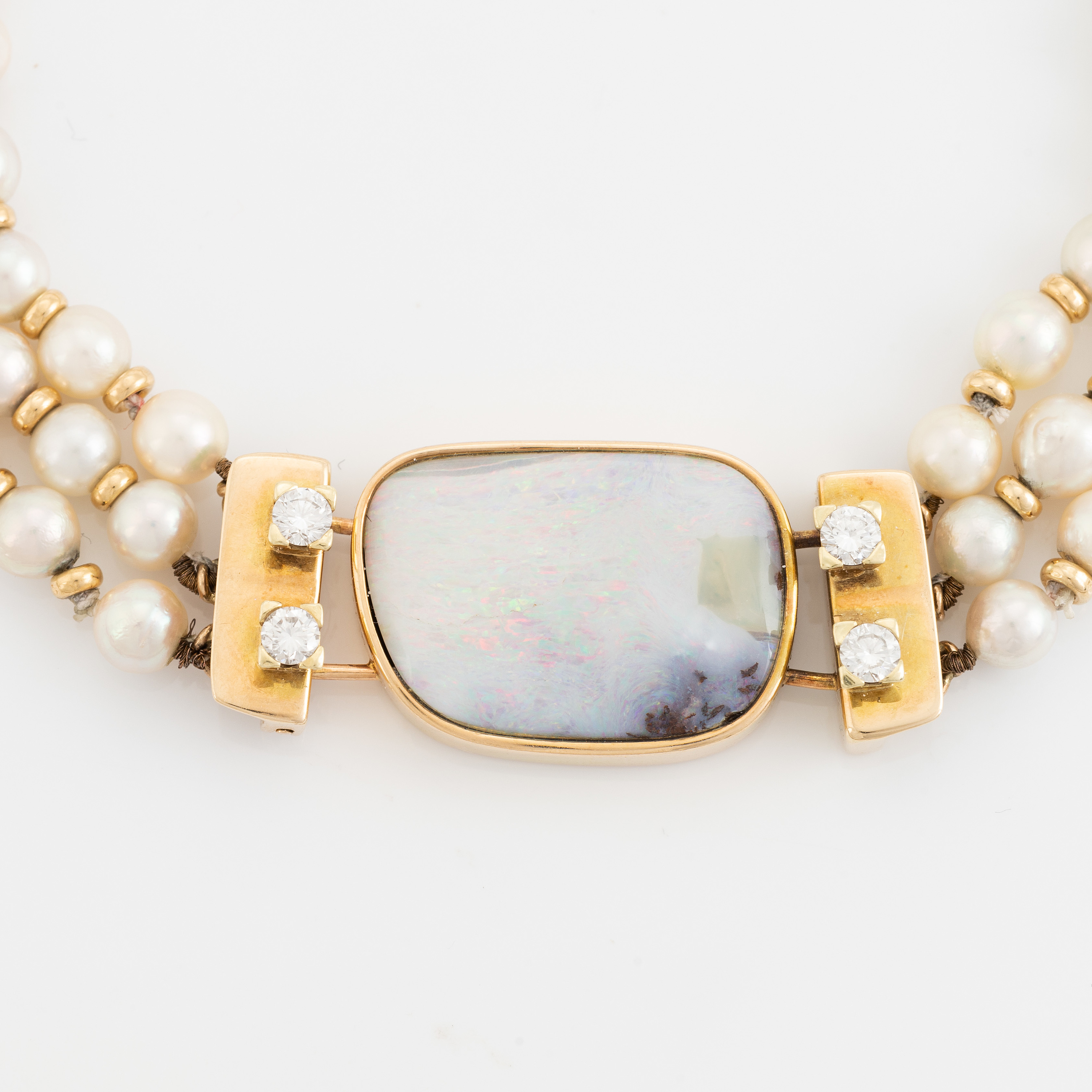 Collier, treradigt med odlade pärlor, lås guld med briljantslipade ...