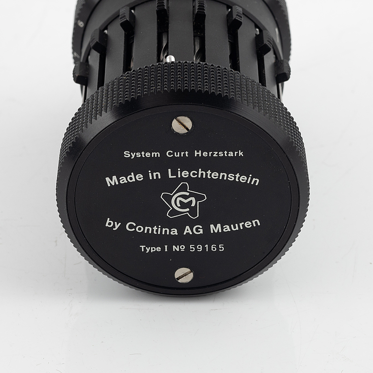 A Curta Type I mechanical calculator. - Bukowskis