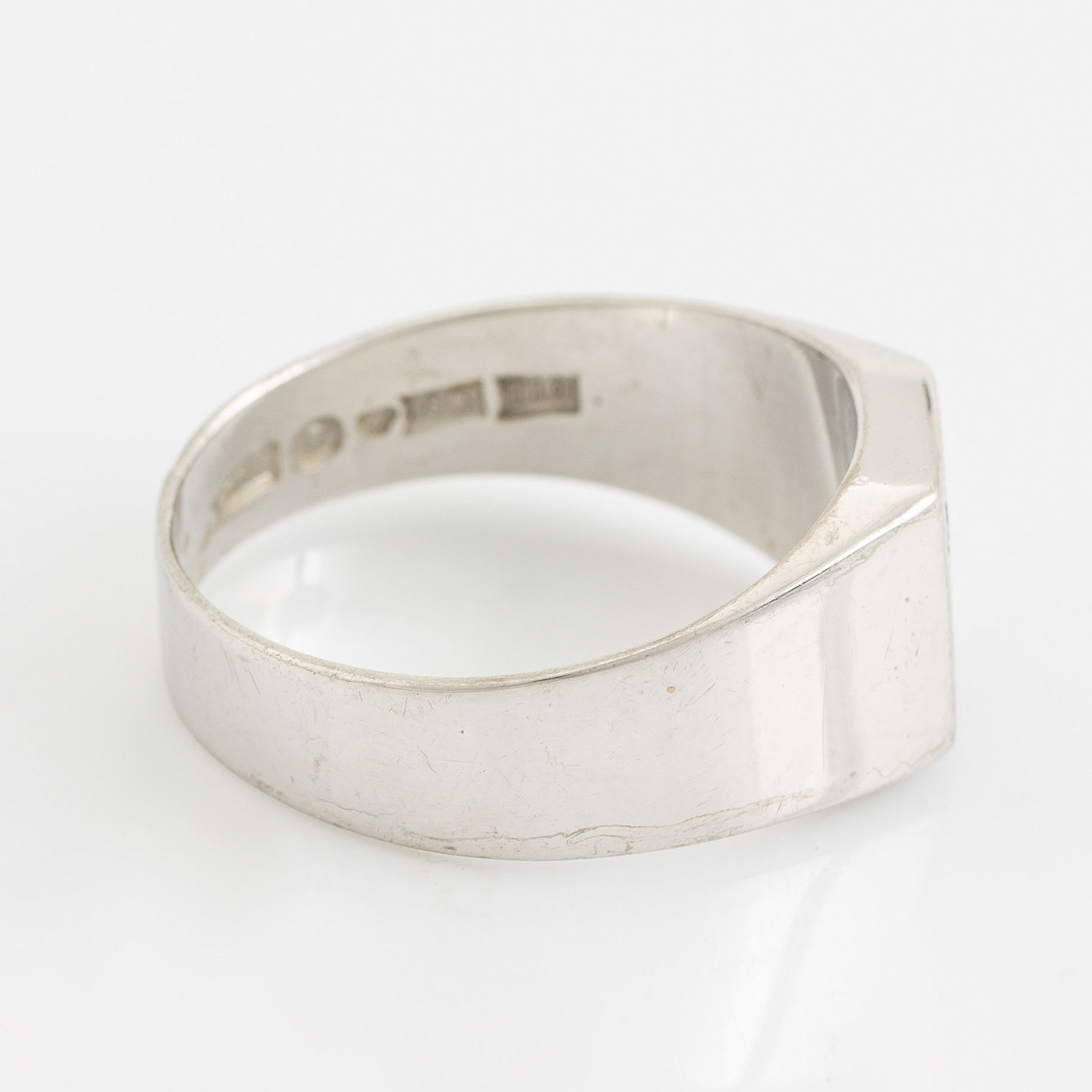 Klackring 18K vitguld med briljantslipad diamant. - Bukowskis