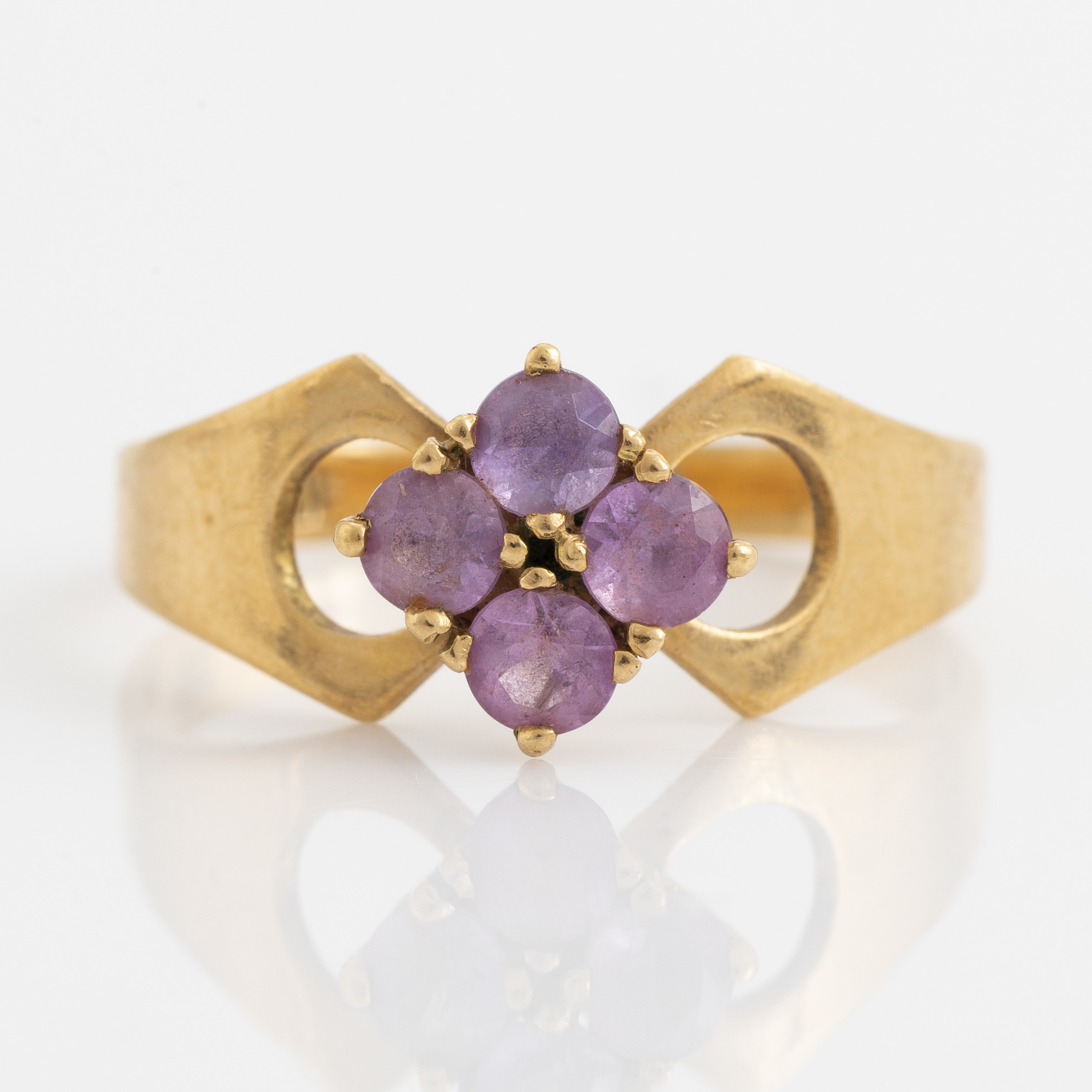 Ring, guld med rosa stenar. - Bukowskis