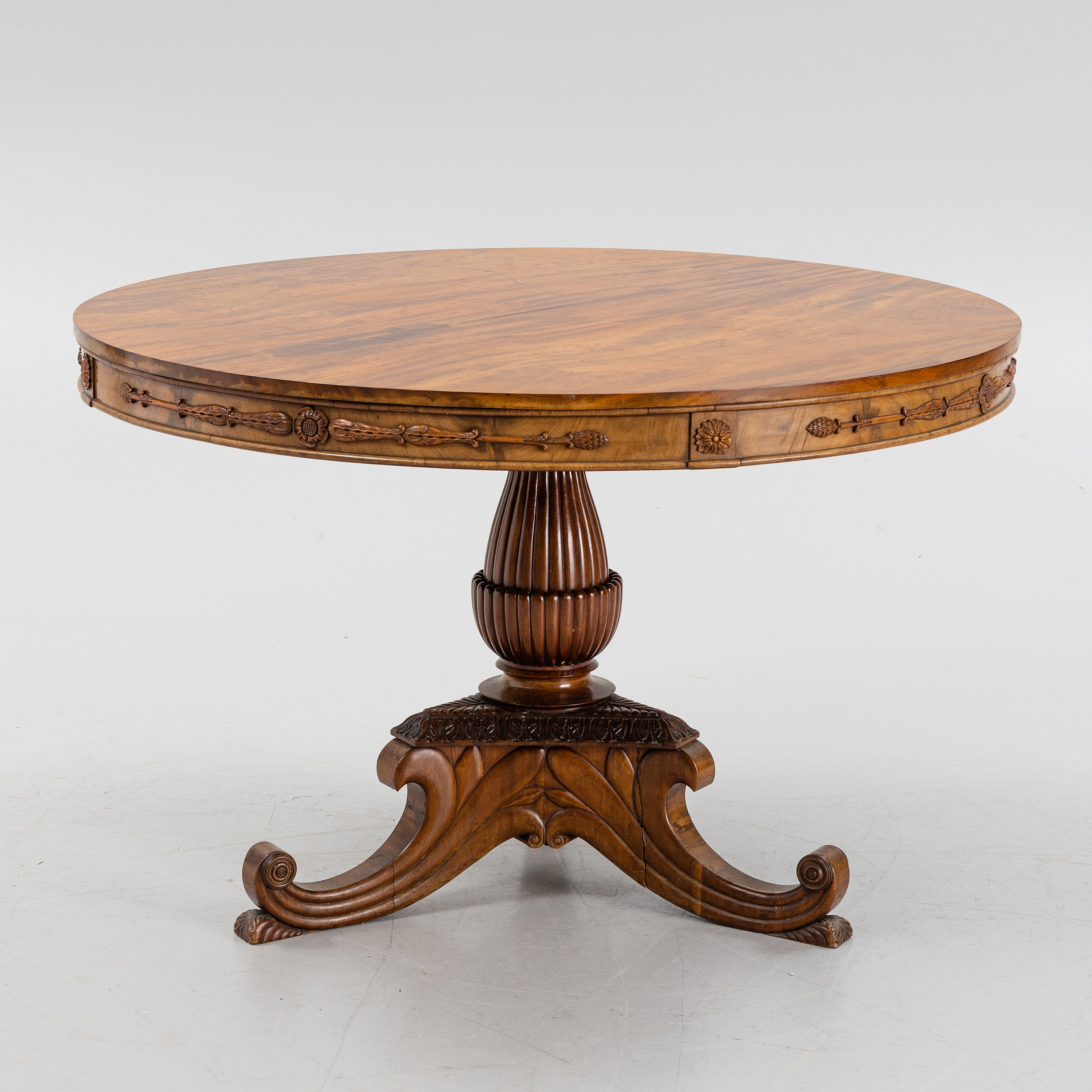 An mahogany veneered Empire style dining table, around 1900. - Bukowskis