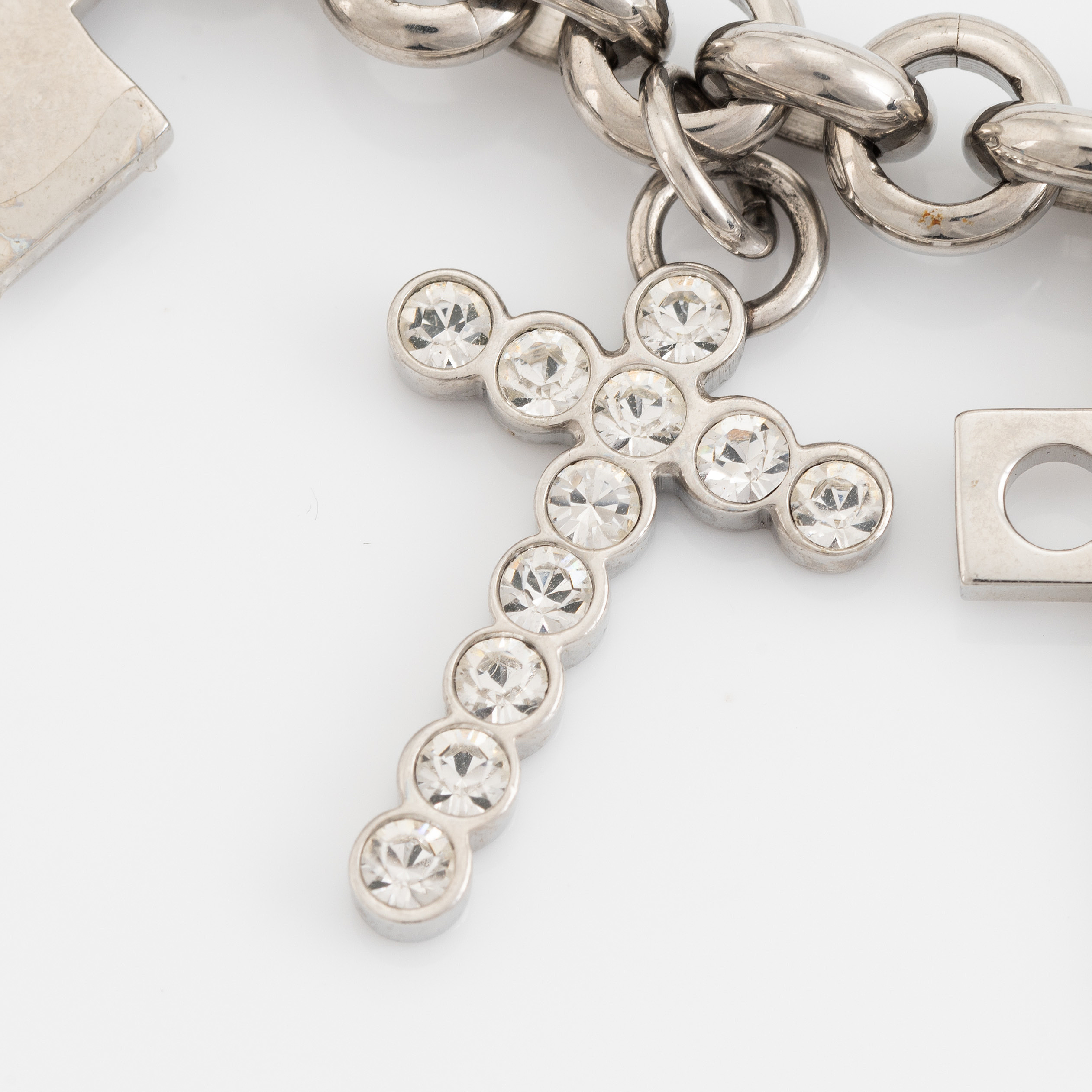 Dolce & Gabbana, collier, bijouteri, vitmetall med strass. - Bukowskis