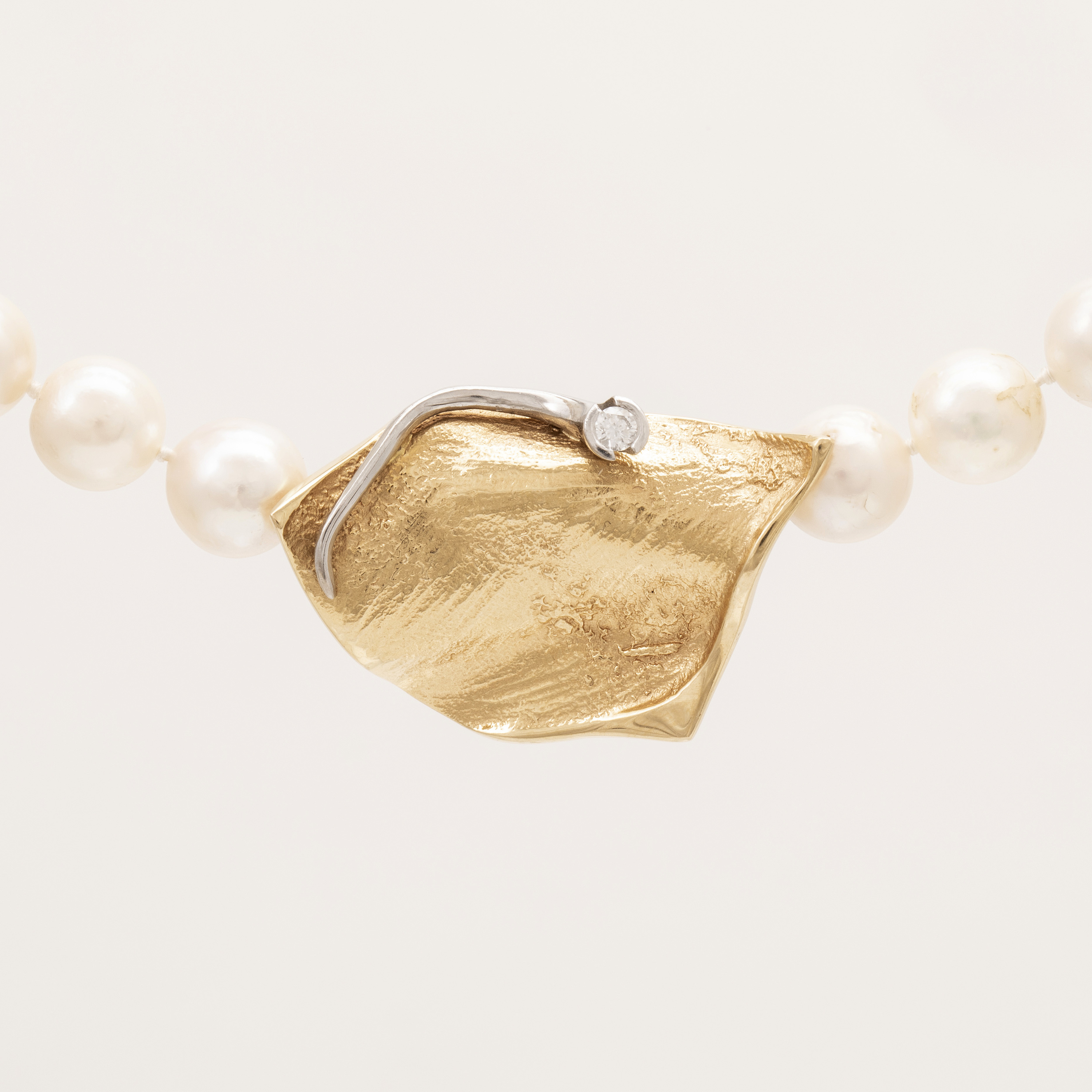 A necklace of cultured pearls, lock in 18K white and red gold set with ...