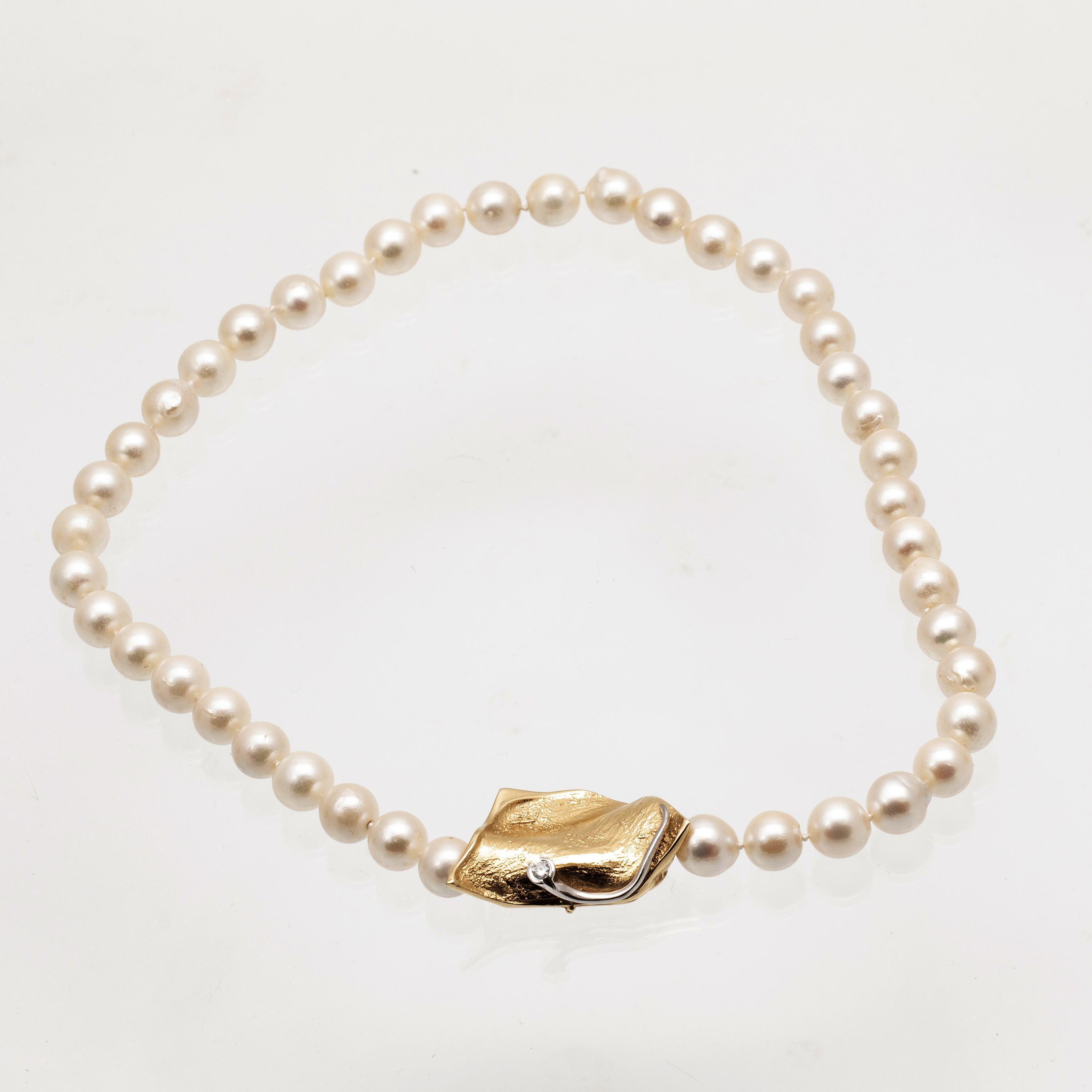 A necklace of cultured pearls, lock in 18K white and red gold set with ...
