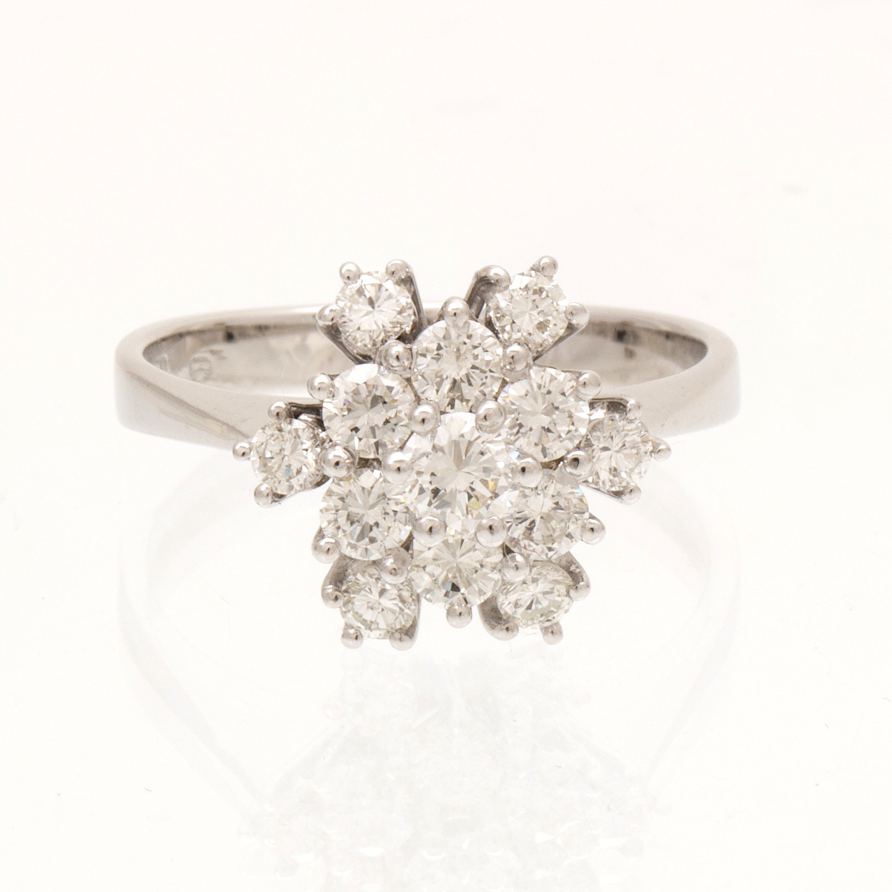 Ring 18K vitguld och briljantslipade diamanter. - Bukowskis
