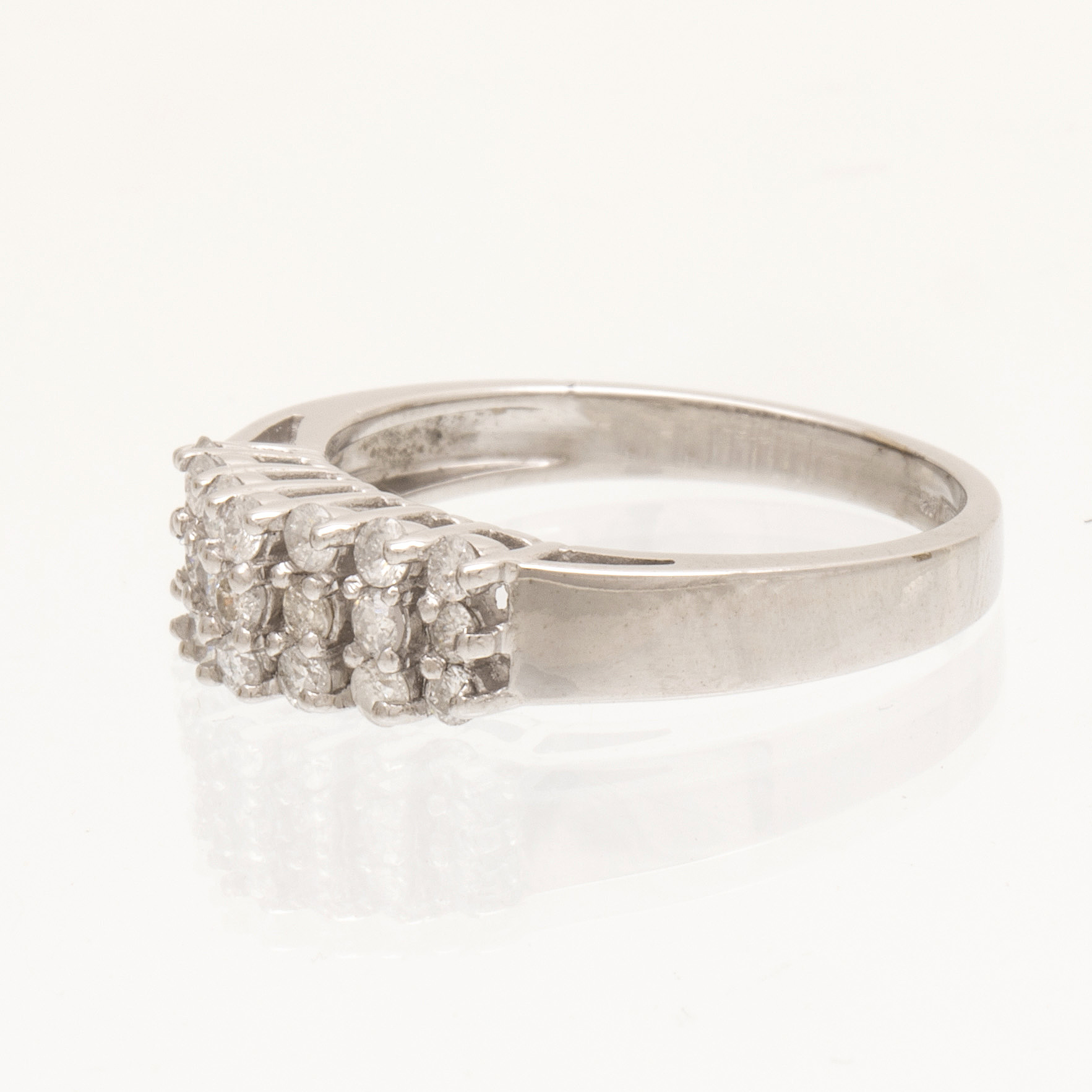 Ring 18K vitguld och briljantslipade diamanter. - Bukowskis