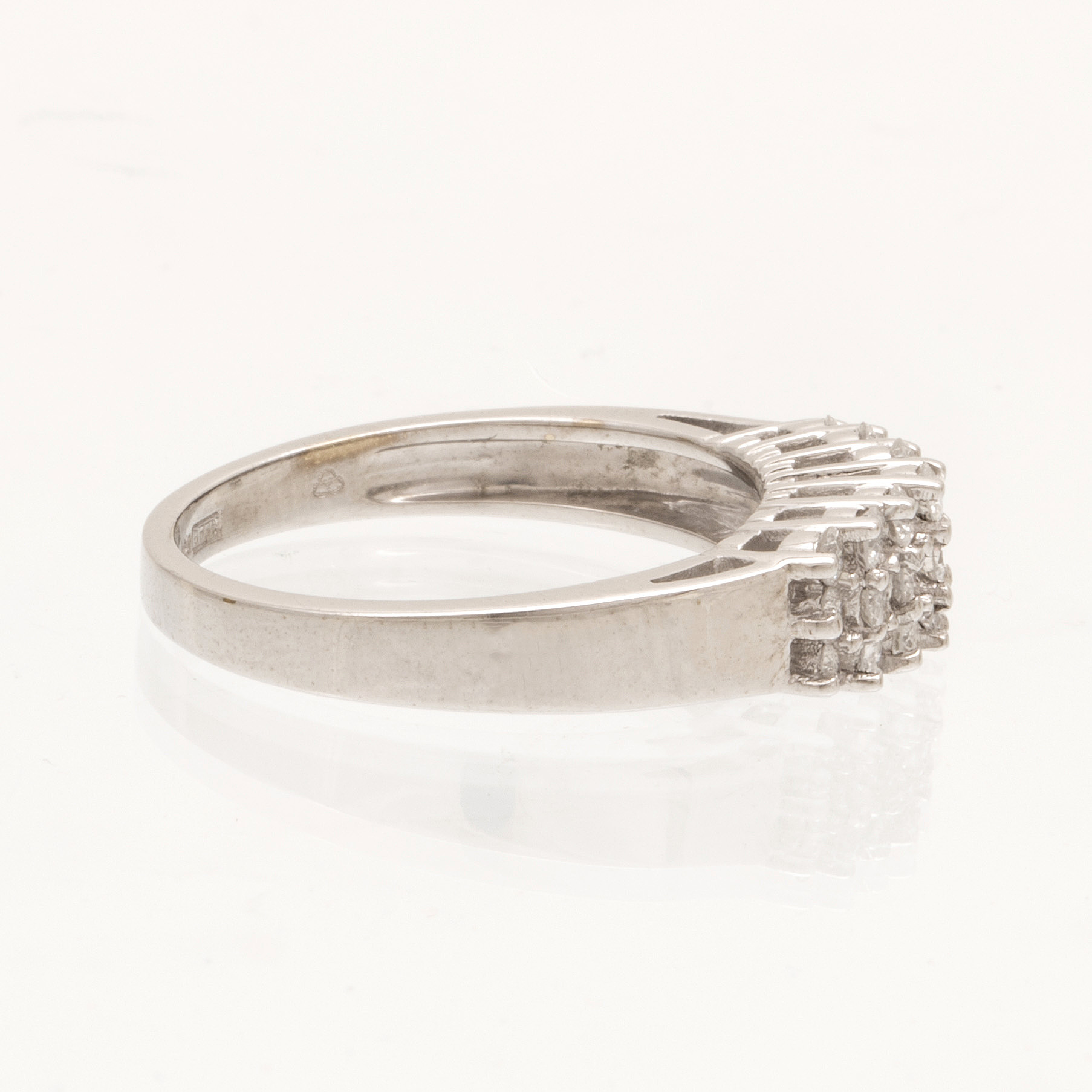 Ring 18K vitguld och briljantslipade diamanter. - Bukowskis