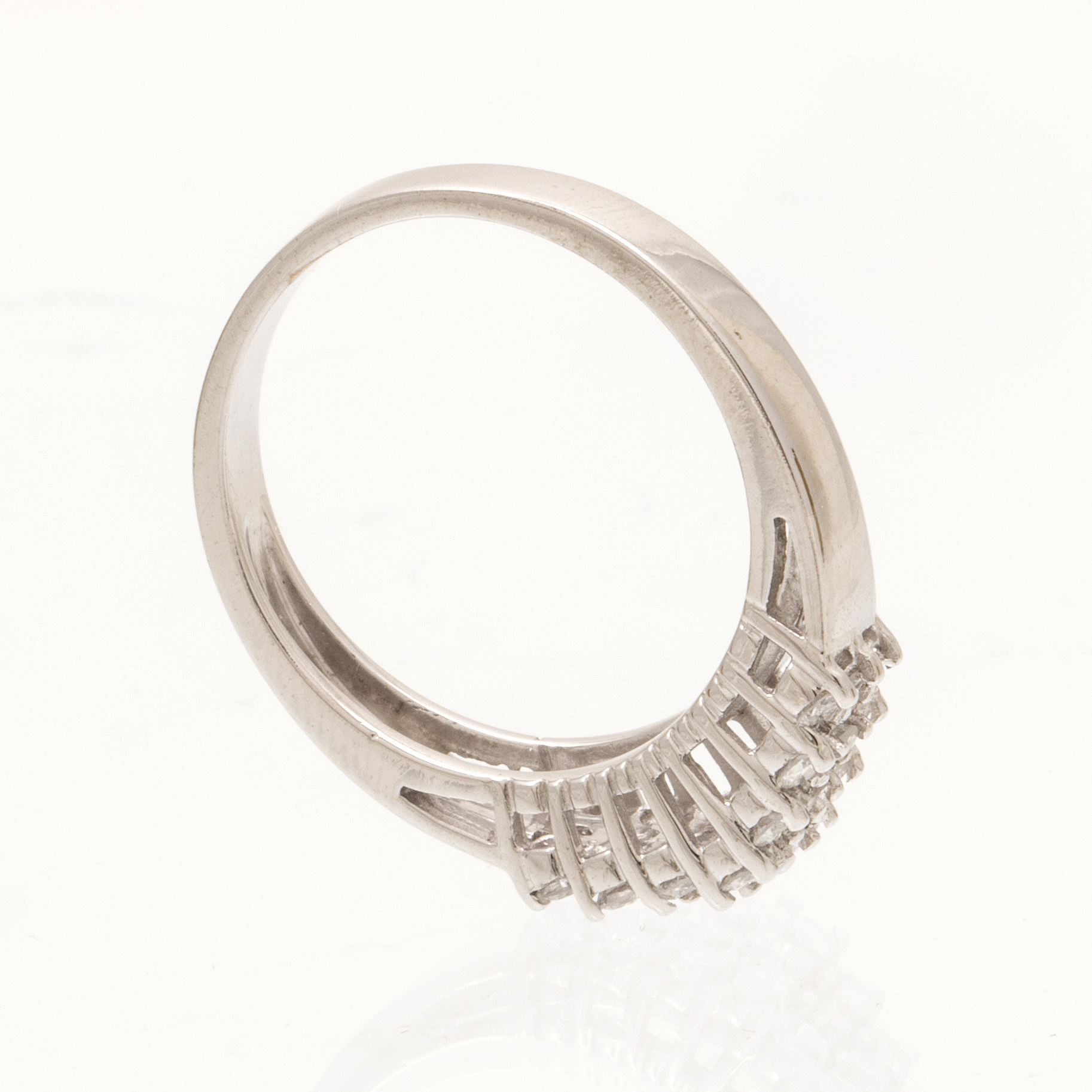 Ring 18K vitguld och briljantslipade diamanter. - Bukowskis