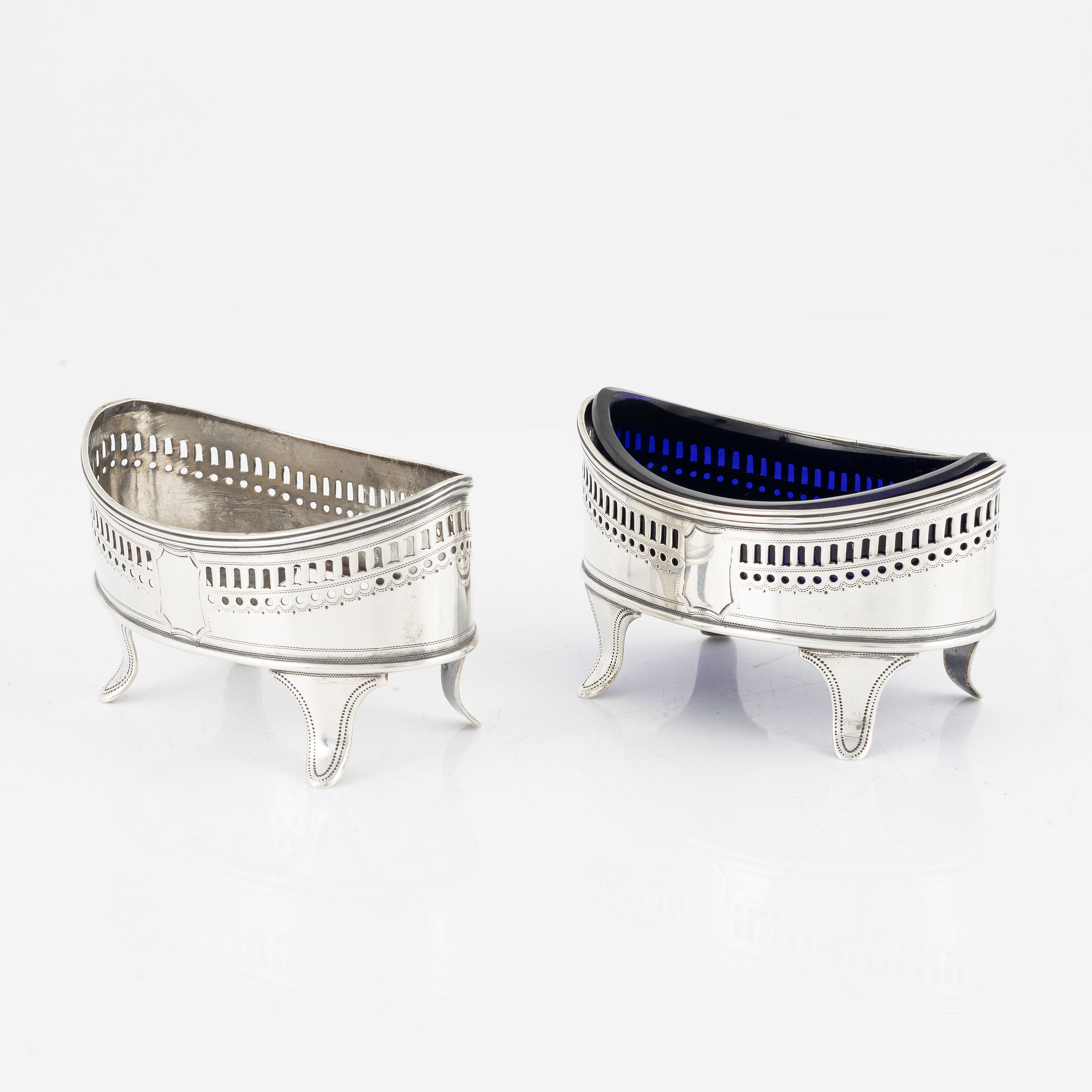Henry Chawner, saltkar, ett par, silver, London 1790. Två skedar ...