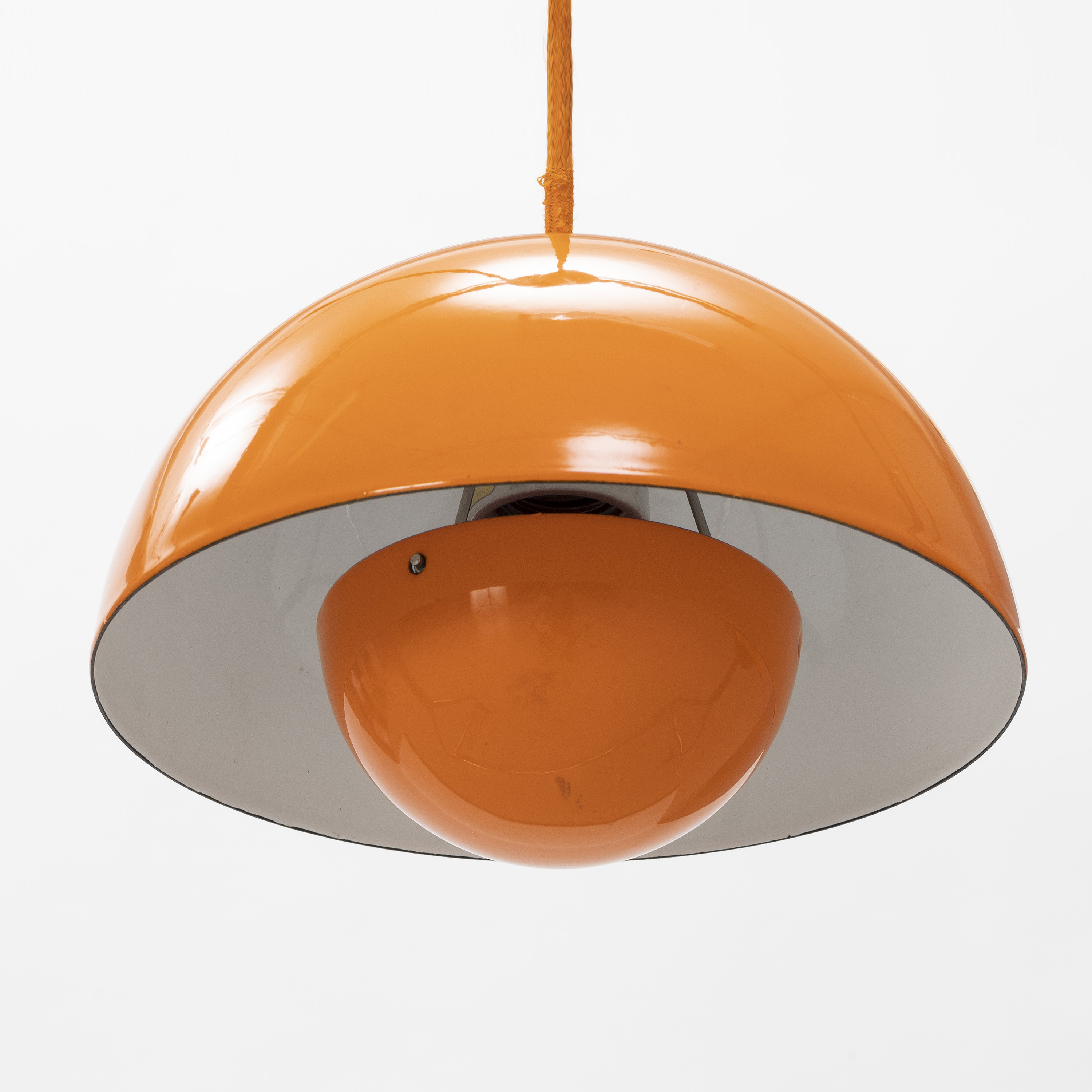 A pair of 'Flowerpot' pendant lamps by Verner Panton. - Bukowskis