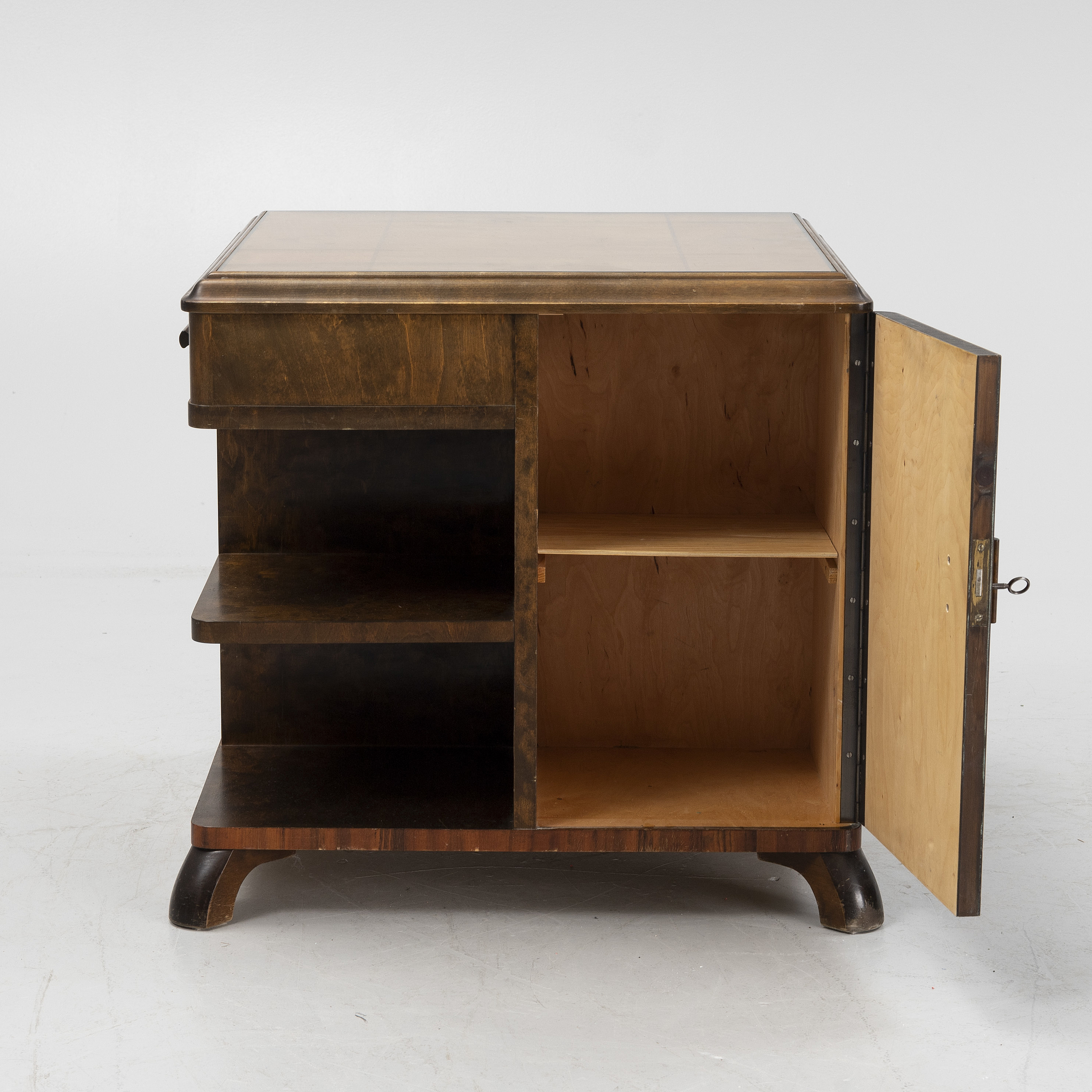 A 1920s/30s birch veneered table, - Bukowskis