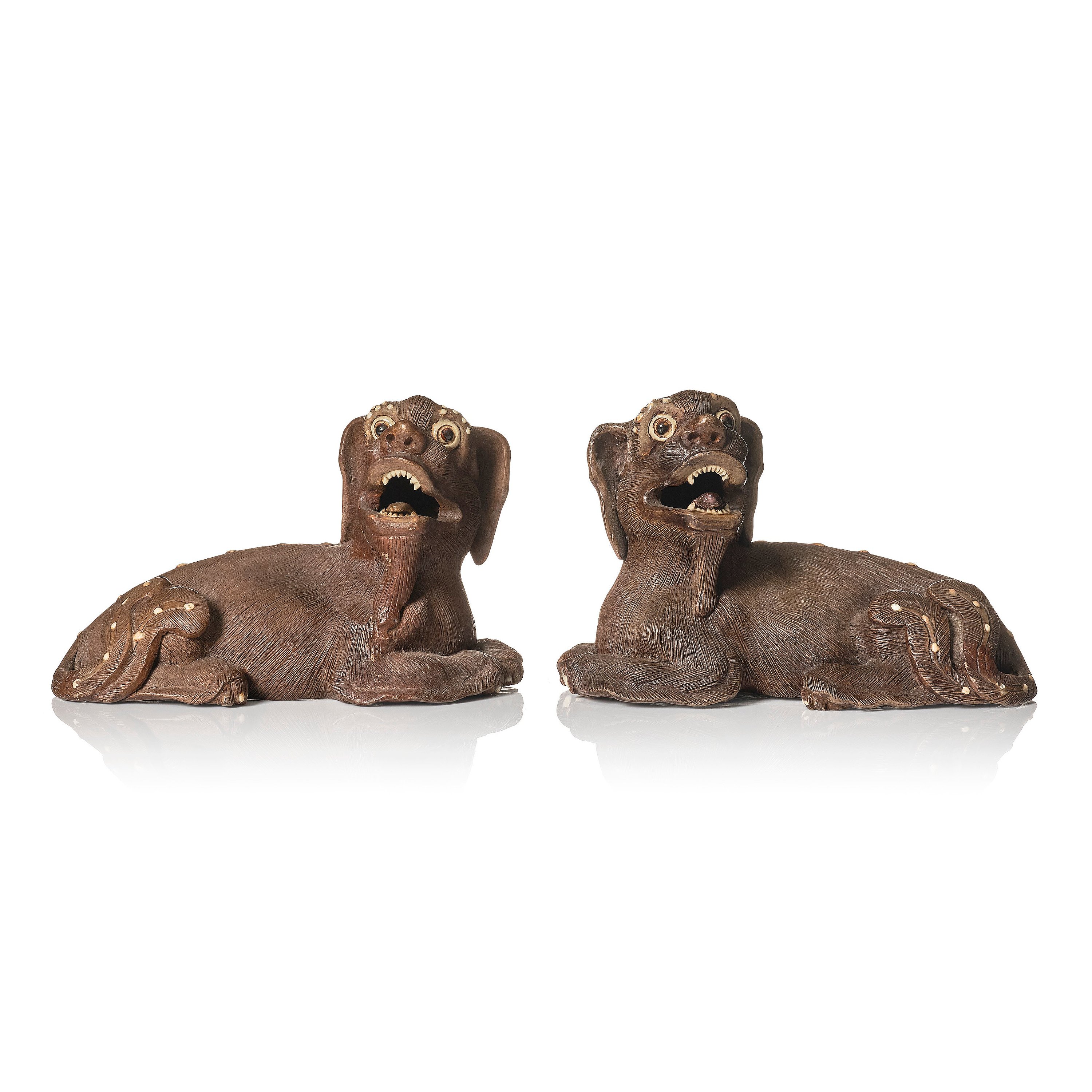 A pair of clay figure of buddhist lions, Qing dynasty, signed. - Bukowskis