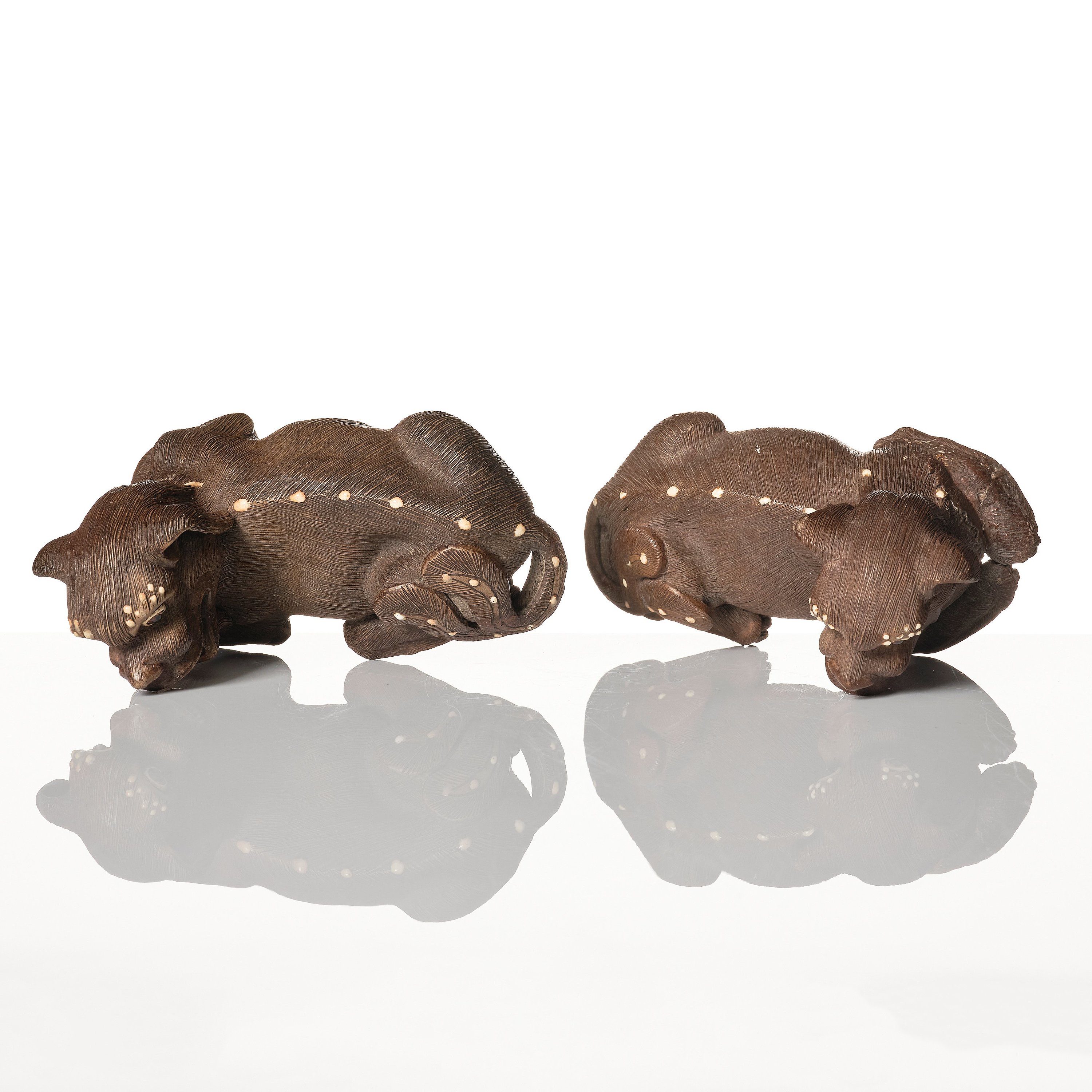 A pair of clay figure of buddhist lions, Qing dynasty, signed. - Bukowskis