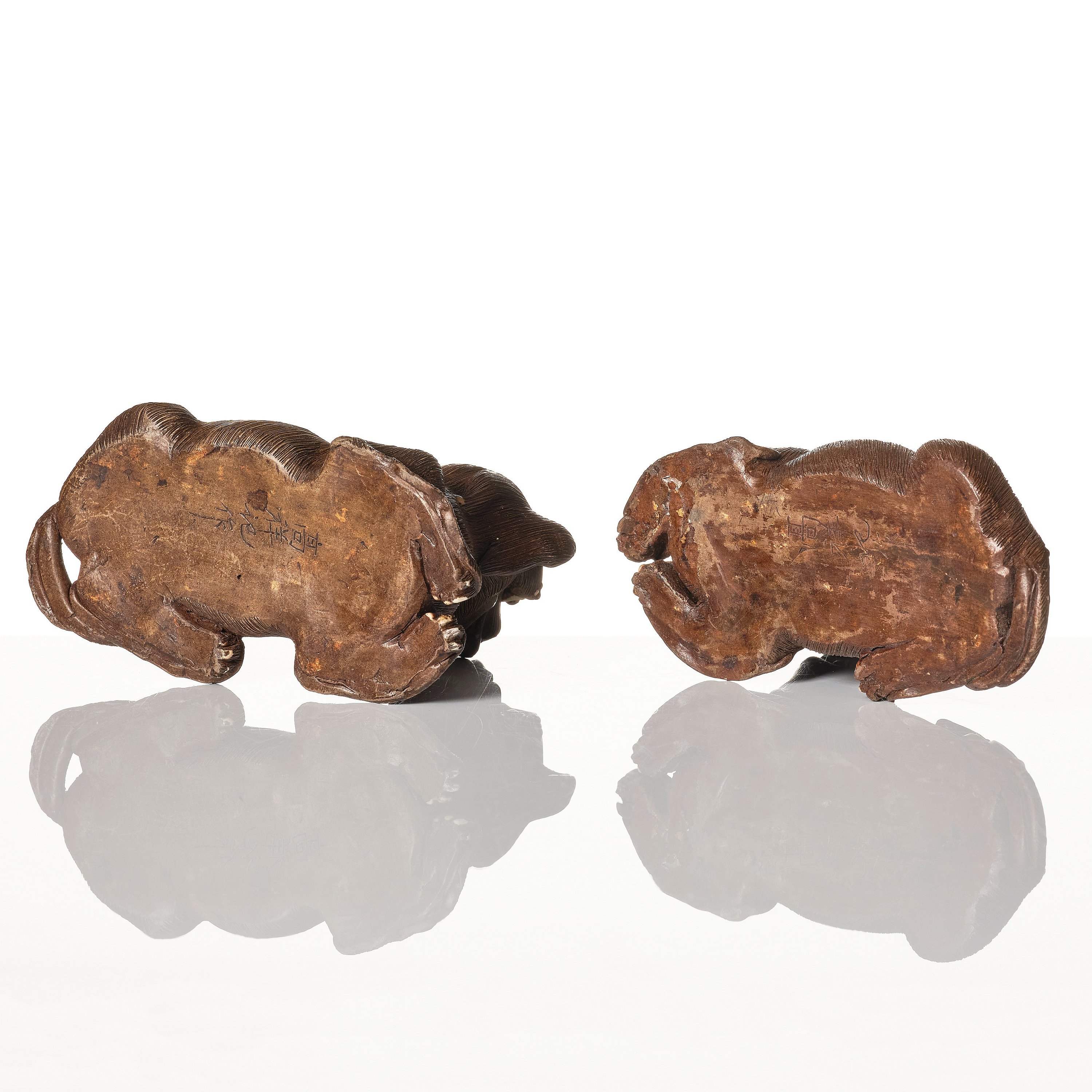 A pair of clay figure of buddhist lions, Qing dynasty, signed. - Bukowskis