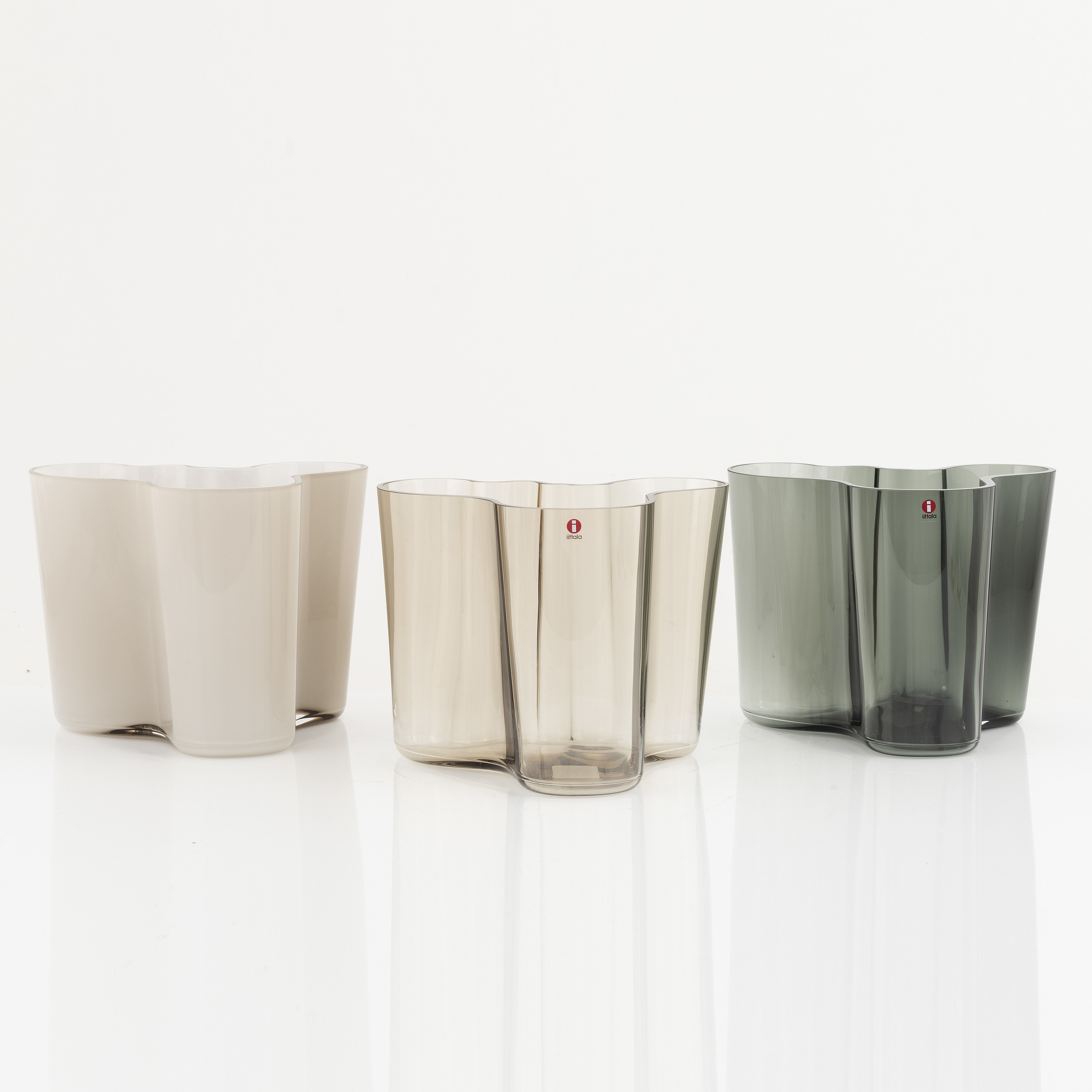 Alvar Aalto, three glass vases, 'Savoy', Iittala, Finland. - Bukowskis