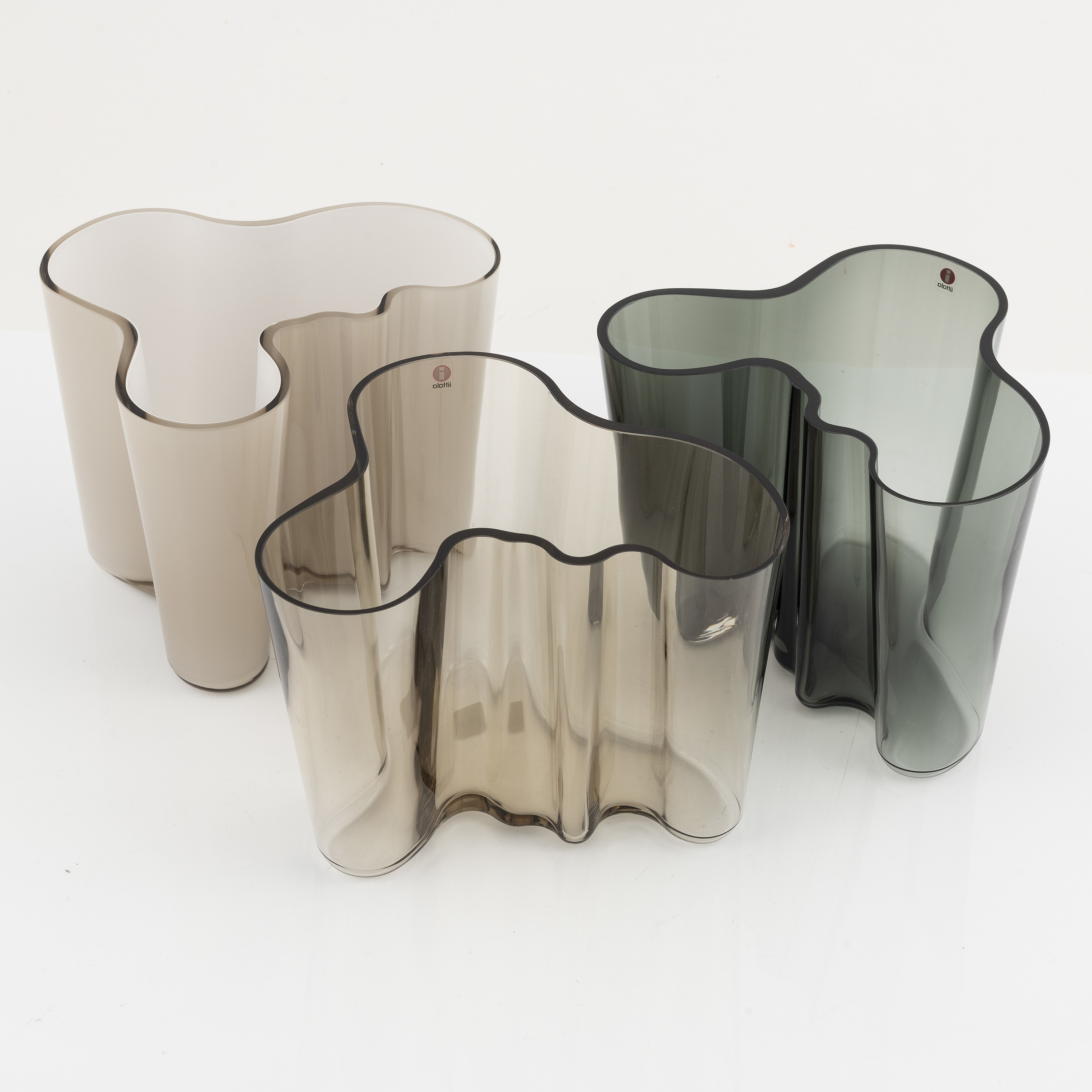 Alvar Aalto, three glass vases, 'Savoy', Iittala, Finland. - Bukowskis